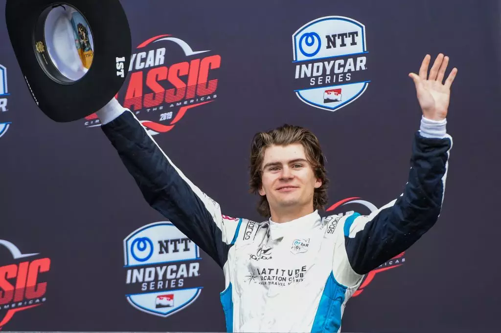 austin, tx, 24. märz colton herta 88 von harding steinbrenner racing, der einen honda fährt, winkt der menge zu, nachdem er auf dem podium für den sieg des indycar-klassikers auf dem circuit of the americas am 24. märz 2019 in austin, texas, vorgestellt wurde, foto von ken murrayicon, sportswire via Getty Images