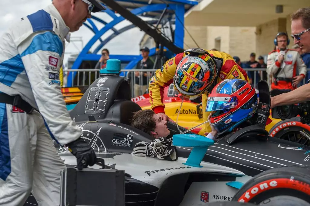 austin, tx mars 24 ryan hunter reay 28 av andretti autosport kjører en honda lener seg over for å gratulere colton herta 88 av harding steinbrenner racing kjører en honda før han gikk ut av bilen etter å ha vunnet indycar classic på circuit of the americas 24. mars 2019 i austin , texas bilde av ken murrayicon sportswire via getty images