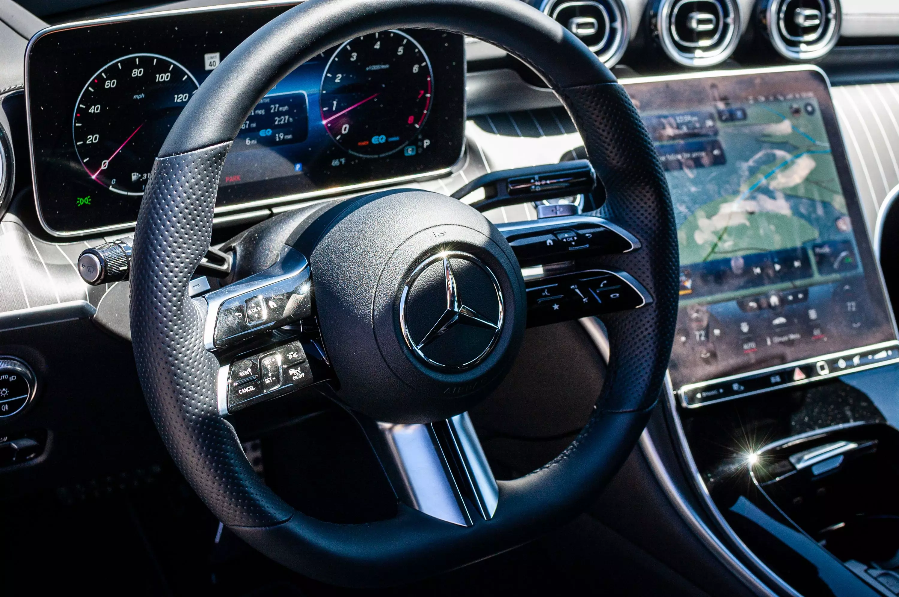 រថយន្ត Mercedes Benz C300 ឆ្នាំ 2023