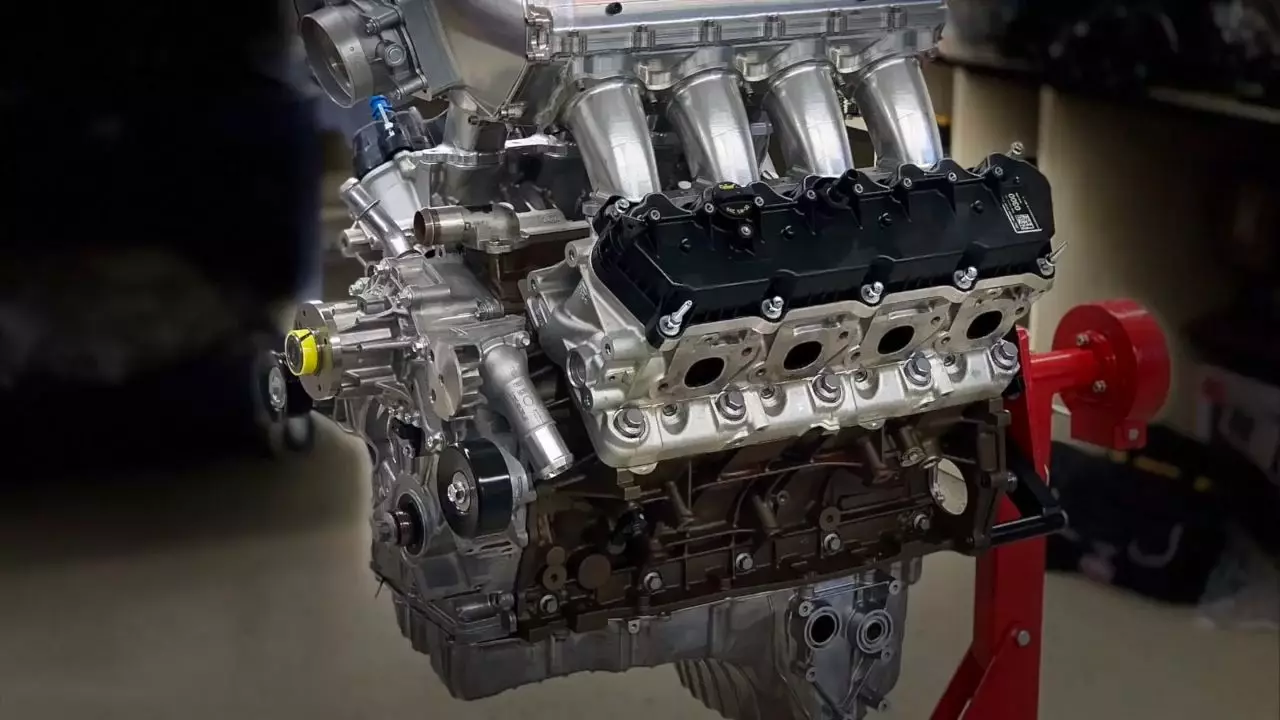 Ford-un 7.3 litrlik V-8 əsas modifikasiyaları ilə 600 at gücünə uyğunlaşır