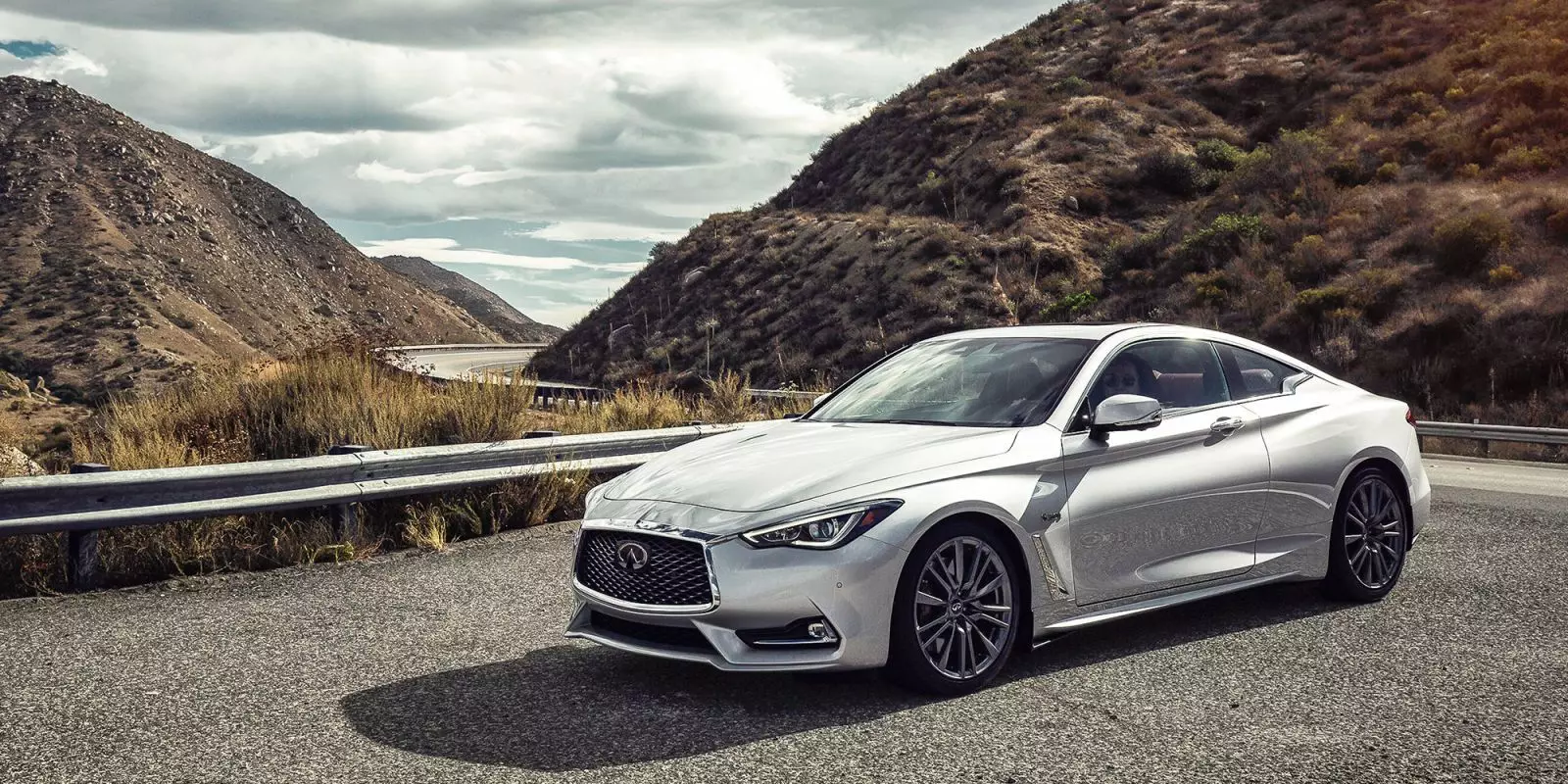 Hifadhi ya Kwanza: 2017 Infiniti Q60 Red Sport 400