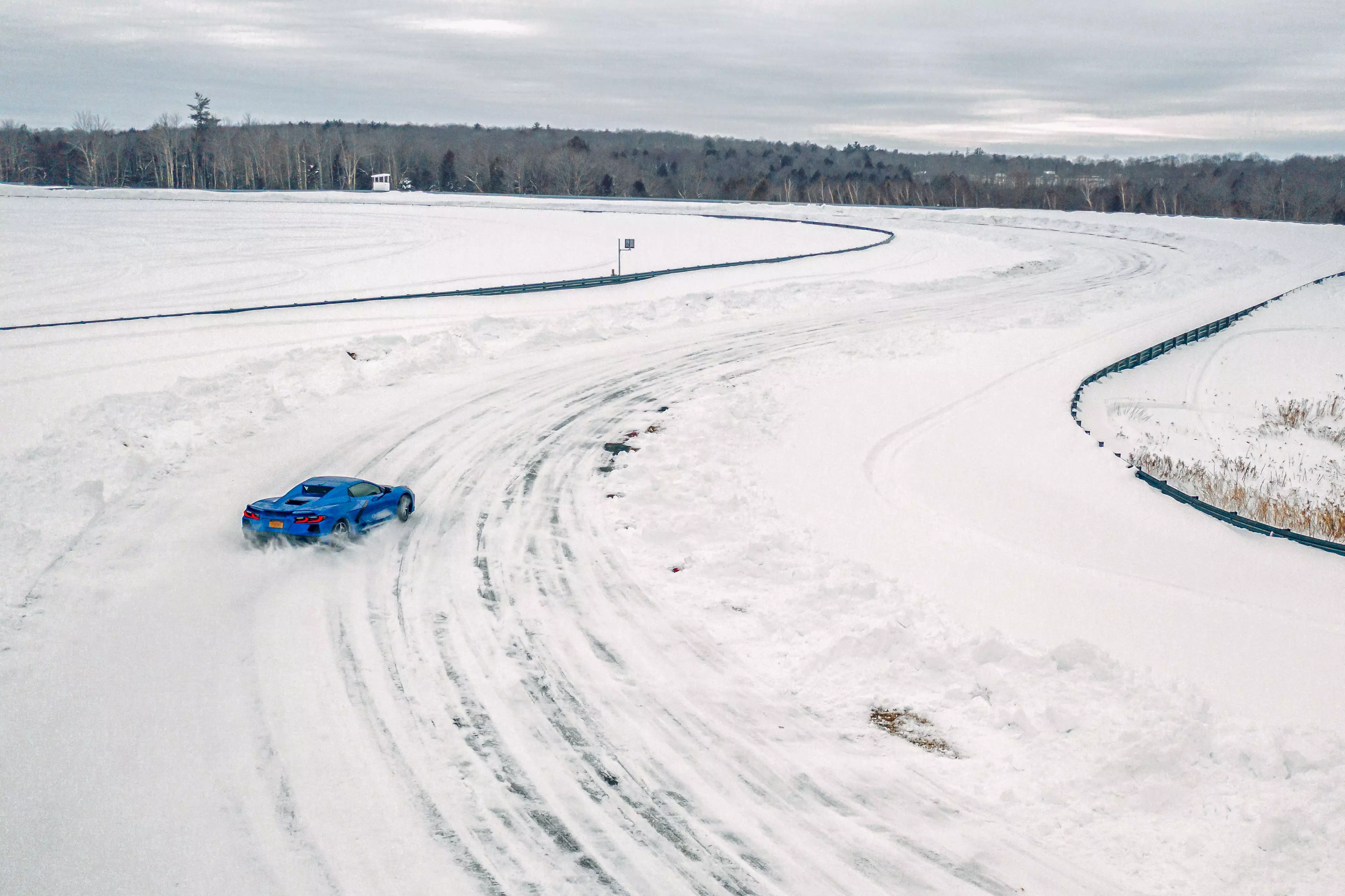 2021 chevy c8 corvette cabrio schnee winter täglich