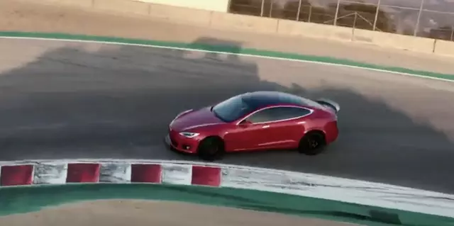 特斯拉 Model S 格子有 1100 马力，在 2 秒内完成 0-60 英里/小时