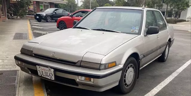 Mae Honda Accord LXi 1987 yn Dal yn Hyfryd