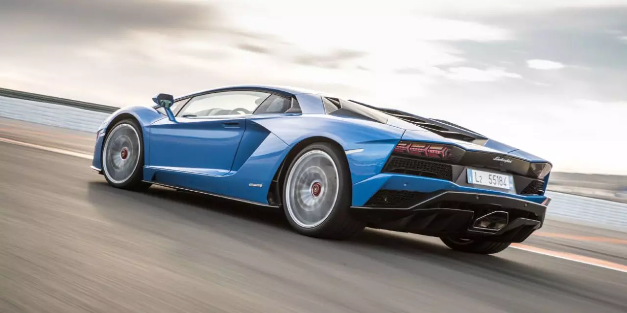 Lamborghini Aventador S: ပထမဦးစွာ ကားမောင်း