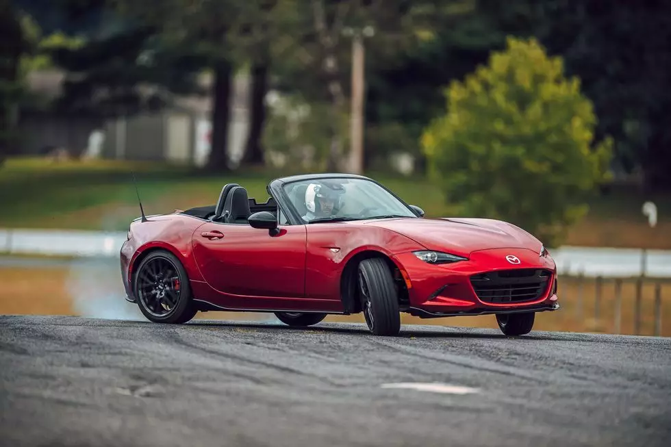 Mazda Miata MX-5 යනු ඔබට කවදා හෝ අවශ්‍ය වන සියලුම ක්‍රීඩා මෝටර් රථයයි