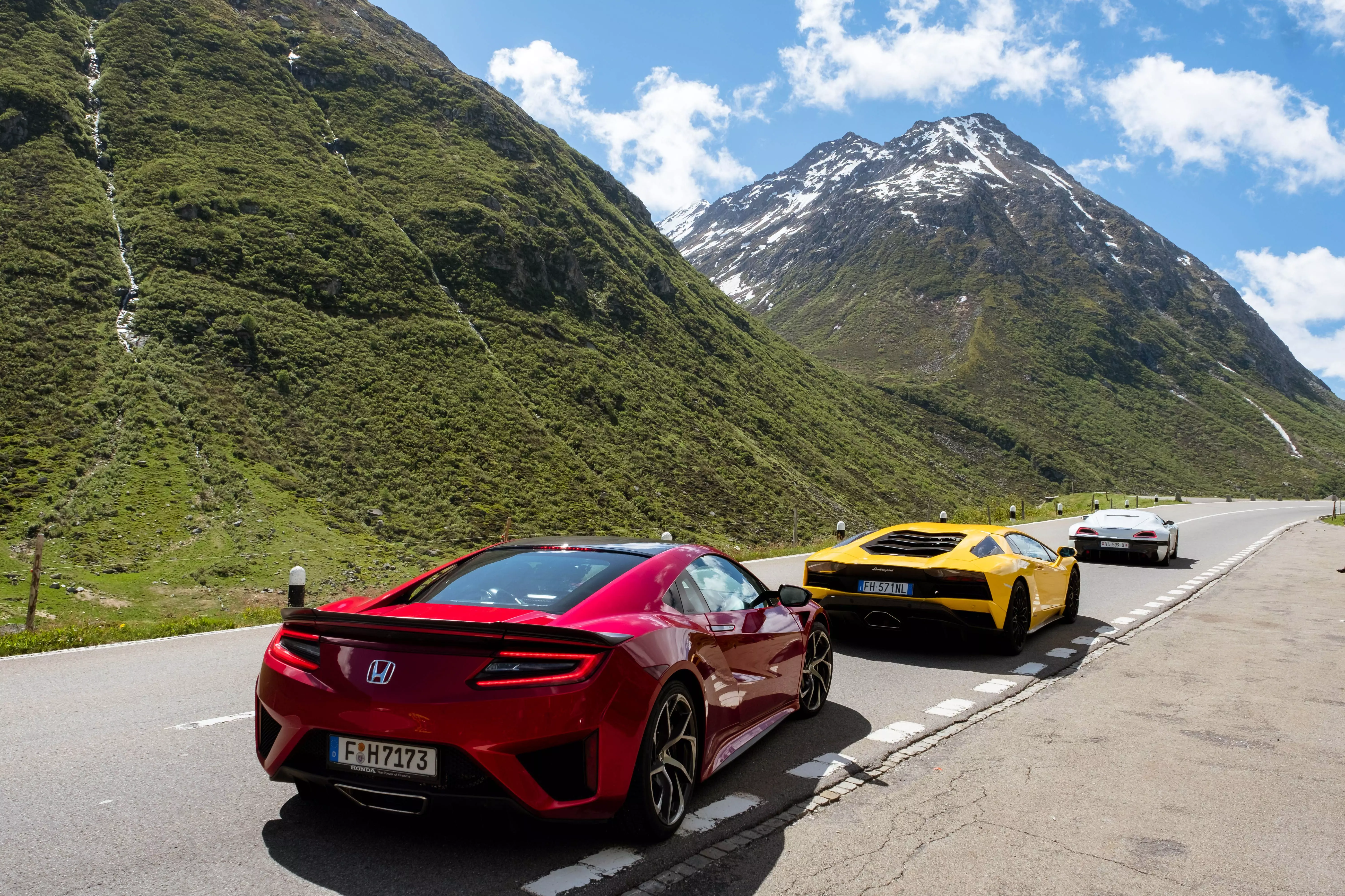 Vehículo terrestre, Vehículo, Coche, Diseño automotriz, Formaciones montañosas, Montaña, Coche de alto rendimiento, Coche deportivo, Superdeportivo, Cordillera,