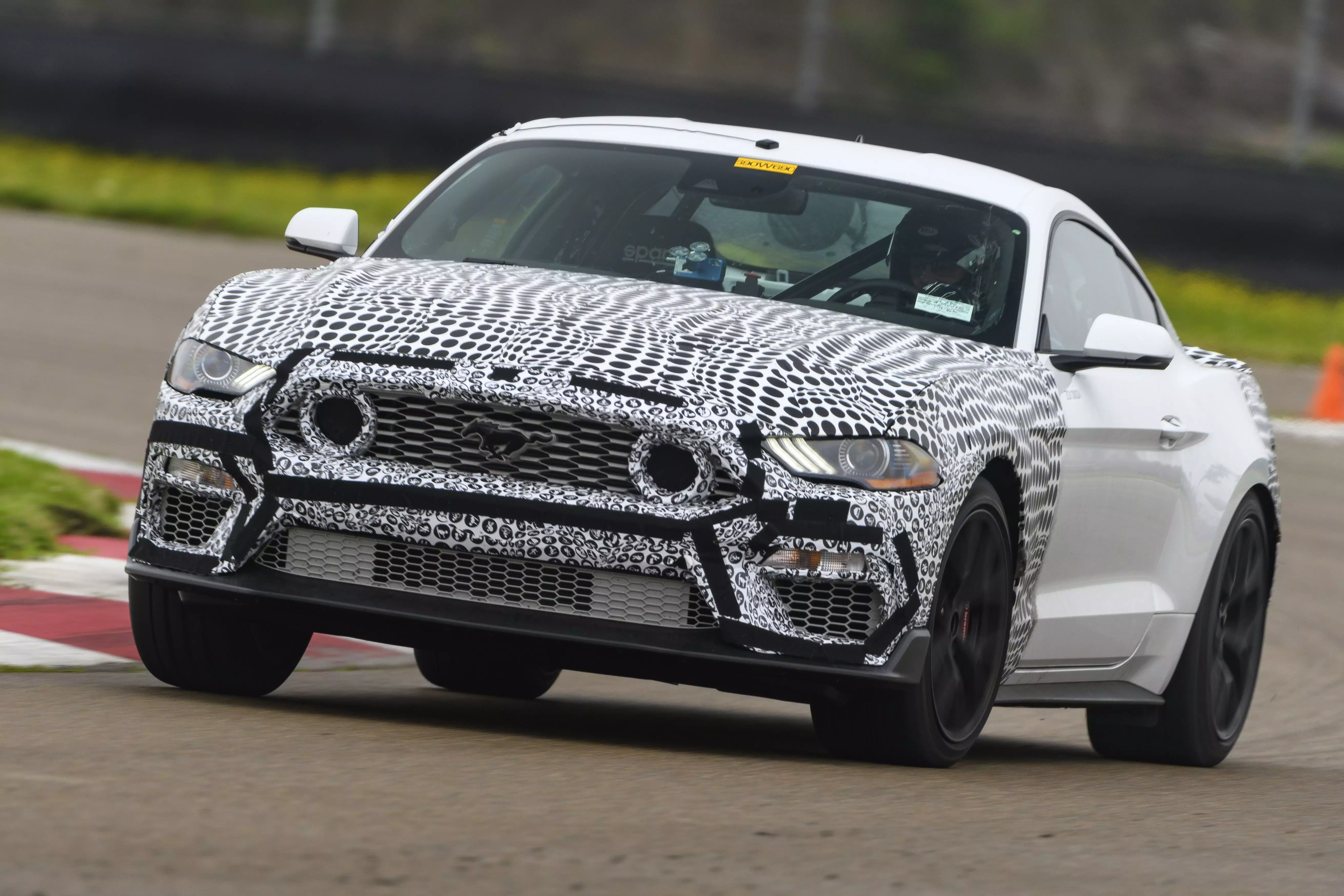 met snelheid, stijl en een naam die beide belichaamt, kondigt Ford vandaag aan dat de mustang mach 1 dit jaar weer tot leven komt, met zijn debuut dit voorjaar