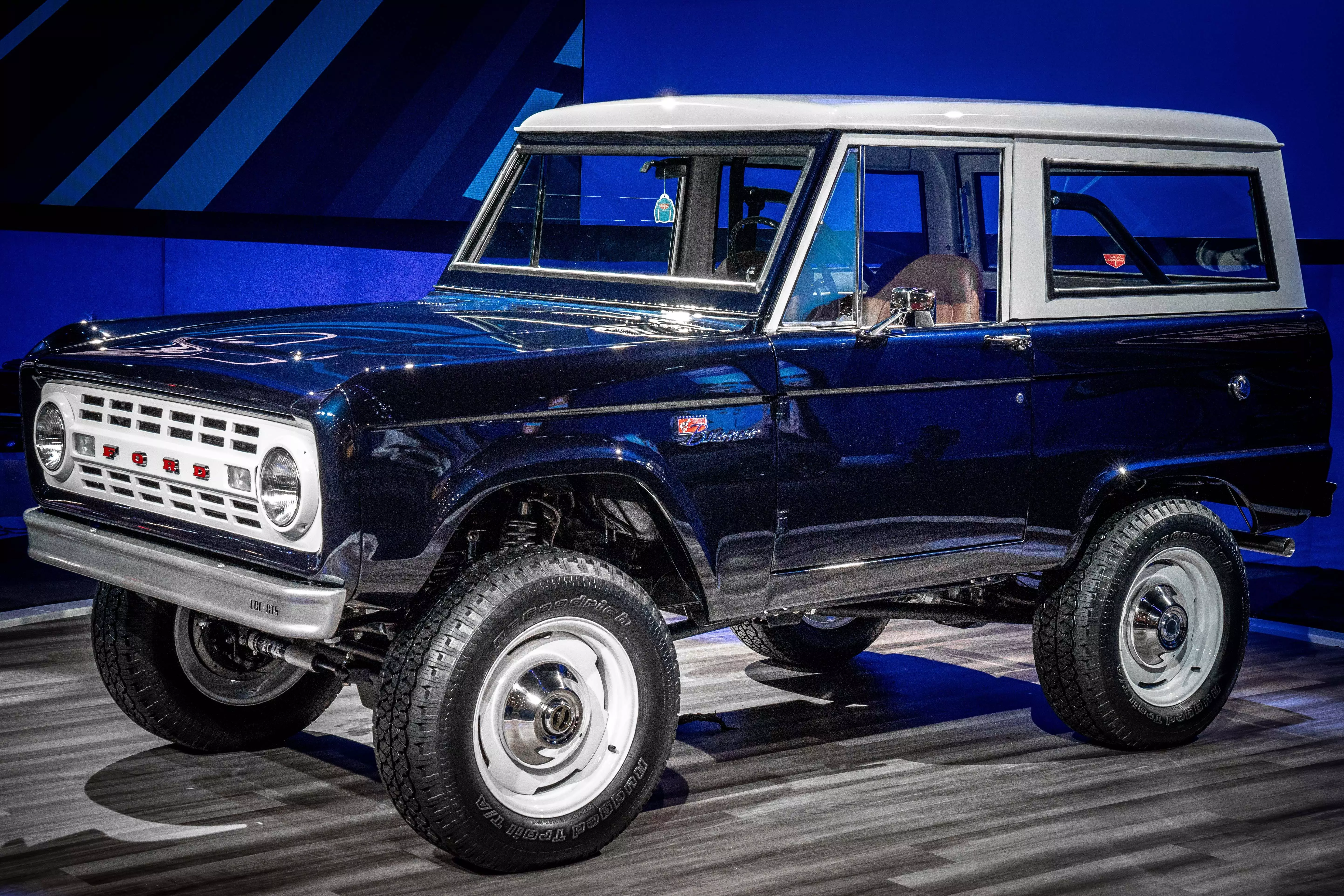 Ford-ek Jay Lenoren 1968ko Bronco-a Restomod ikaragarri bihurtu zuen GT500 motor batekin