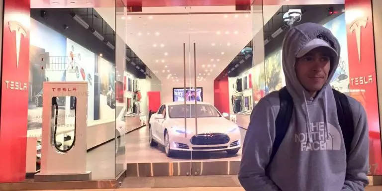 Lance Nelson nduro fun awoṣe Tesla 3