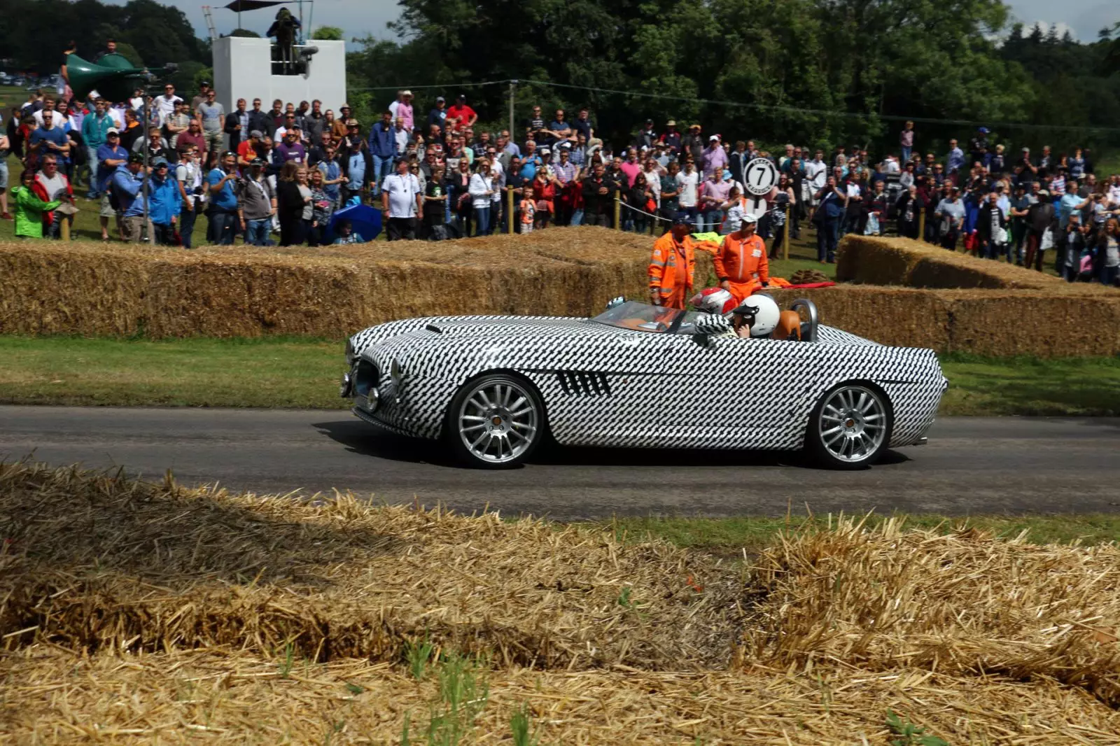 Motorontwerp, Motor, Roadster, Menigte, Klassieke motor, Luukse voertuig, Convertible, Antieke motor, Grille, Persoonlike luukse motor,