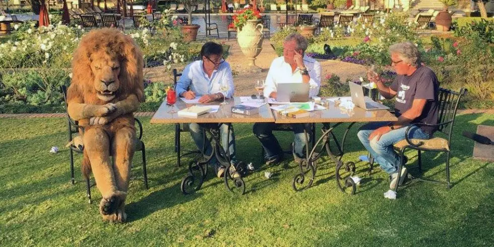 Tavolinë, Mobilje, Mobilje për natyrë, Tavolinë në natyrë, Laptop, Ulur, Lesh, Gdhendje në sharrë elektrike, Bimë shtëpie, Kompjuter personal,