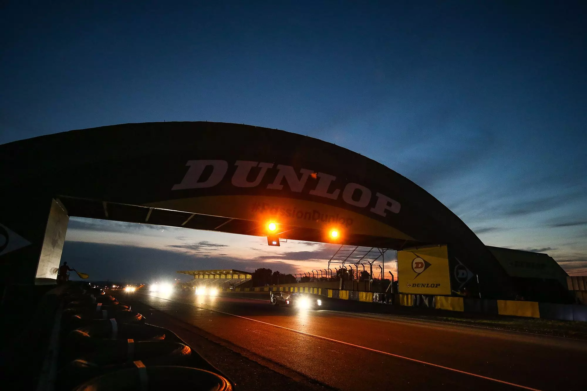 le mans, Francuska 19. rujna 08 toyota gazoo racing ts050 hibrid sebastiena buemija, kazukija nakajima i brendona hartleya u akciji na stazi de la sarthe 19. rujna 2020. u le mansu u Francuskoj, fotografija james moy photographygetty images