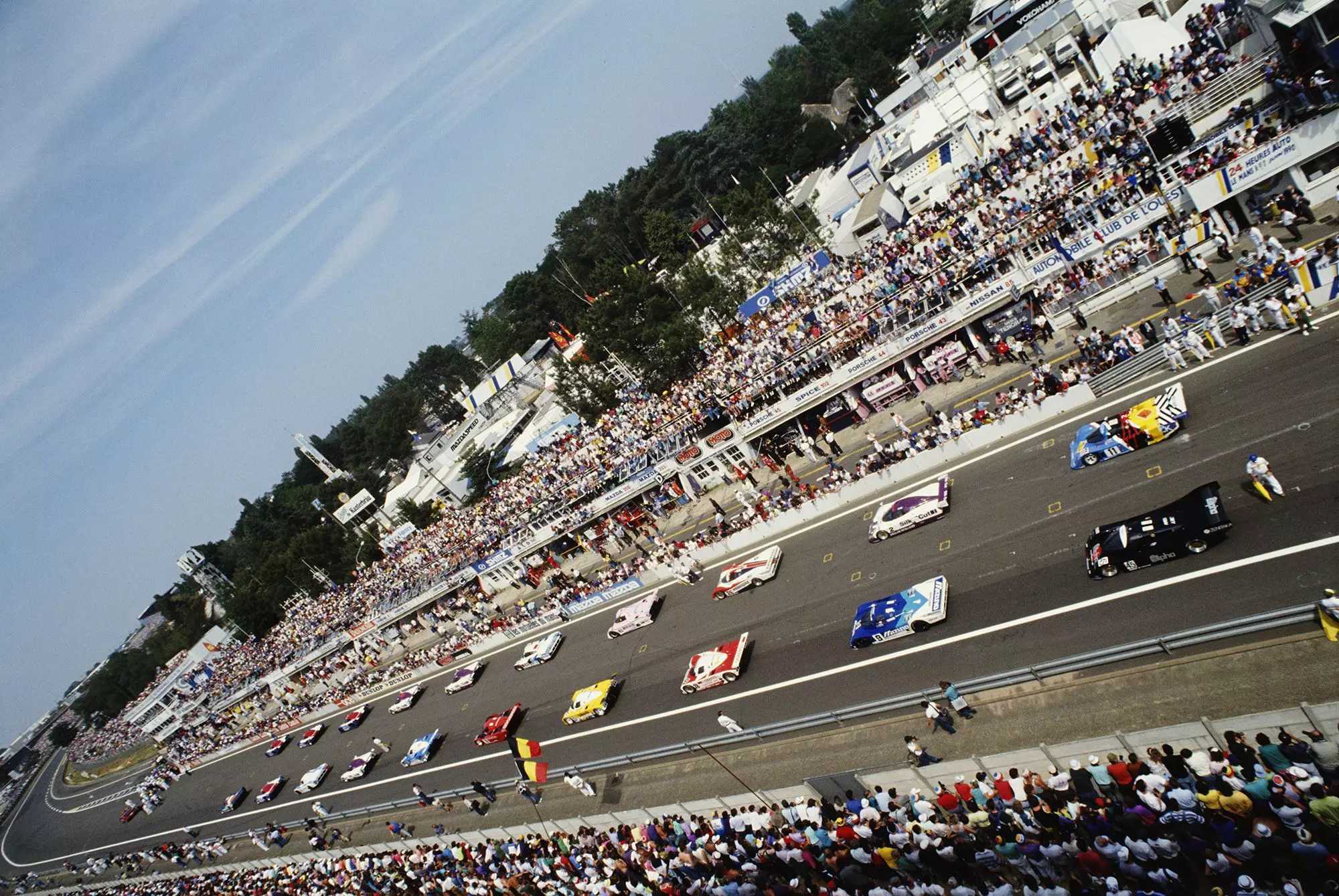 el nissan motorsports international nissan r90 se alinea en las 3 primeras filas de la parrilla para el inicio del campeonato mundial de autos deportivos fia 24 horas de carrera de le mans el 16 de junio de 1990 en el circuito de la sarthe, le mans, francia foto de Imágenes de darrell inghamgetty