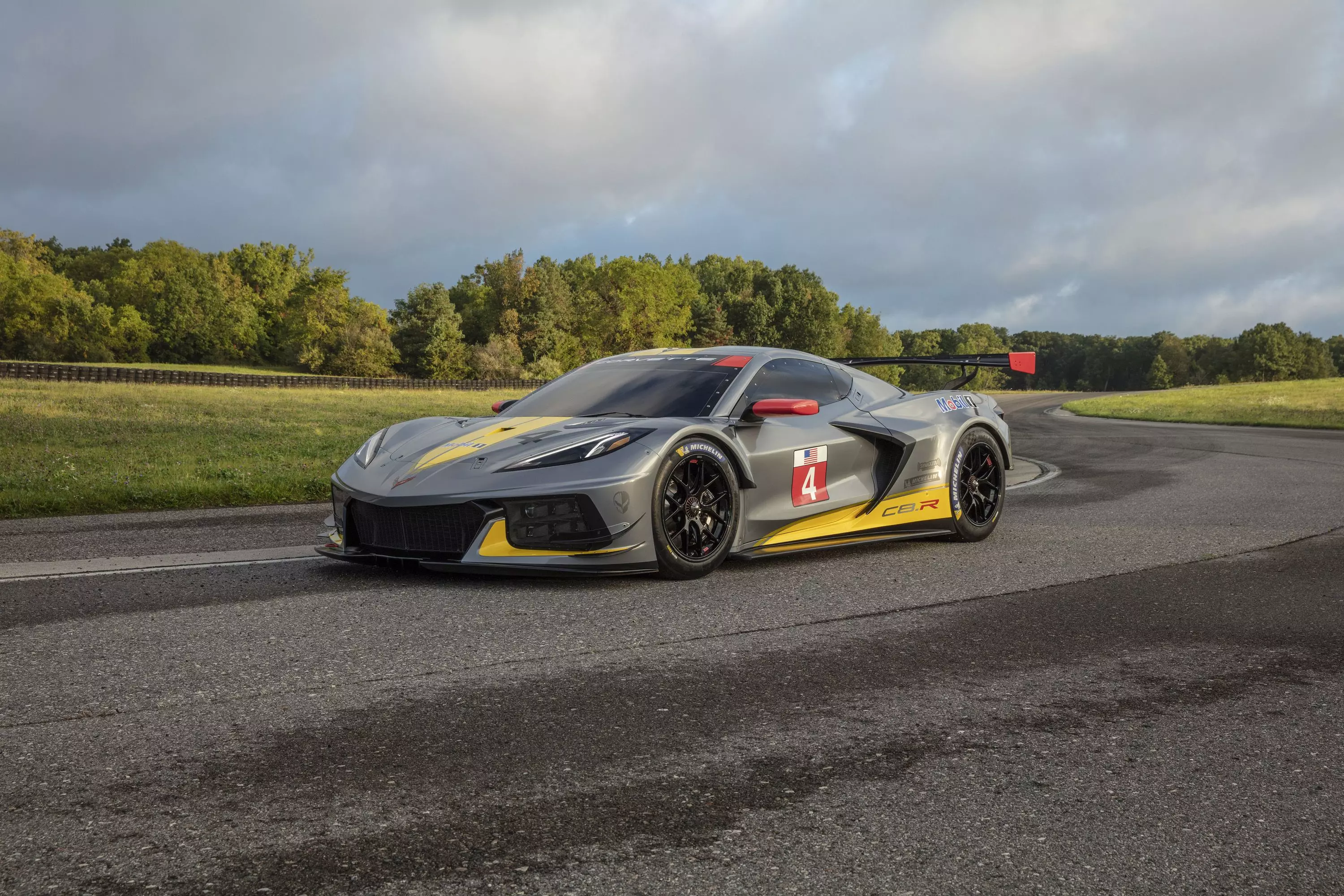 Corvette C8.R Anapata Flat-Crank 5.5-Liter V-8 Yenye Cam Mbili za Rudia