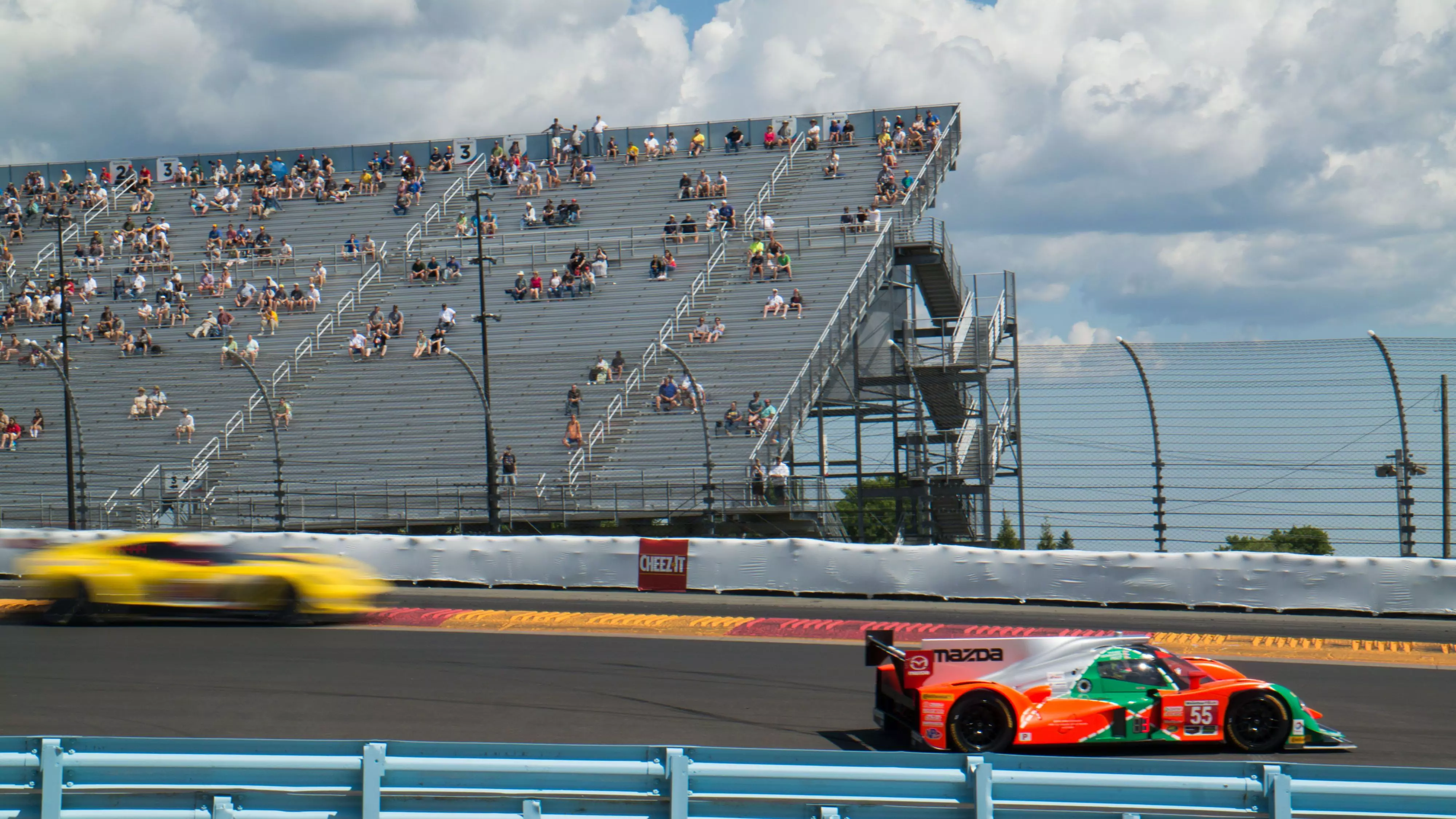 foto del prototipo di mazda fermo all'uscita della pit lane alla prima curva a watkins glen sei ore