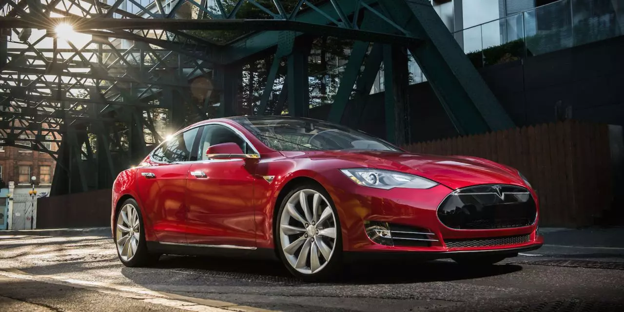 Tesla Model S Tafiditra amin'ny fianjerana mahafaty raha ao amin'ny maody Autopilot - NHTSA hanadihady Tesla Autopilot Mode