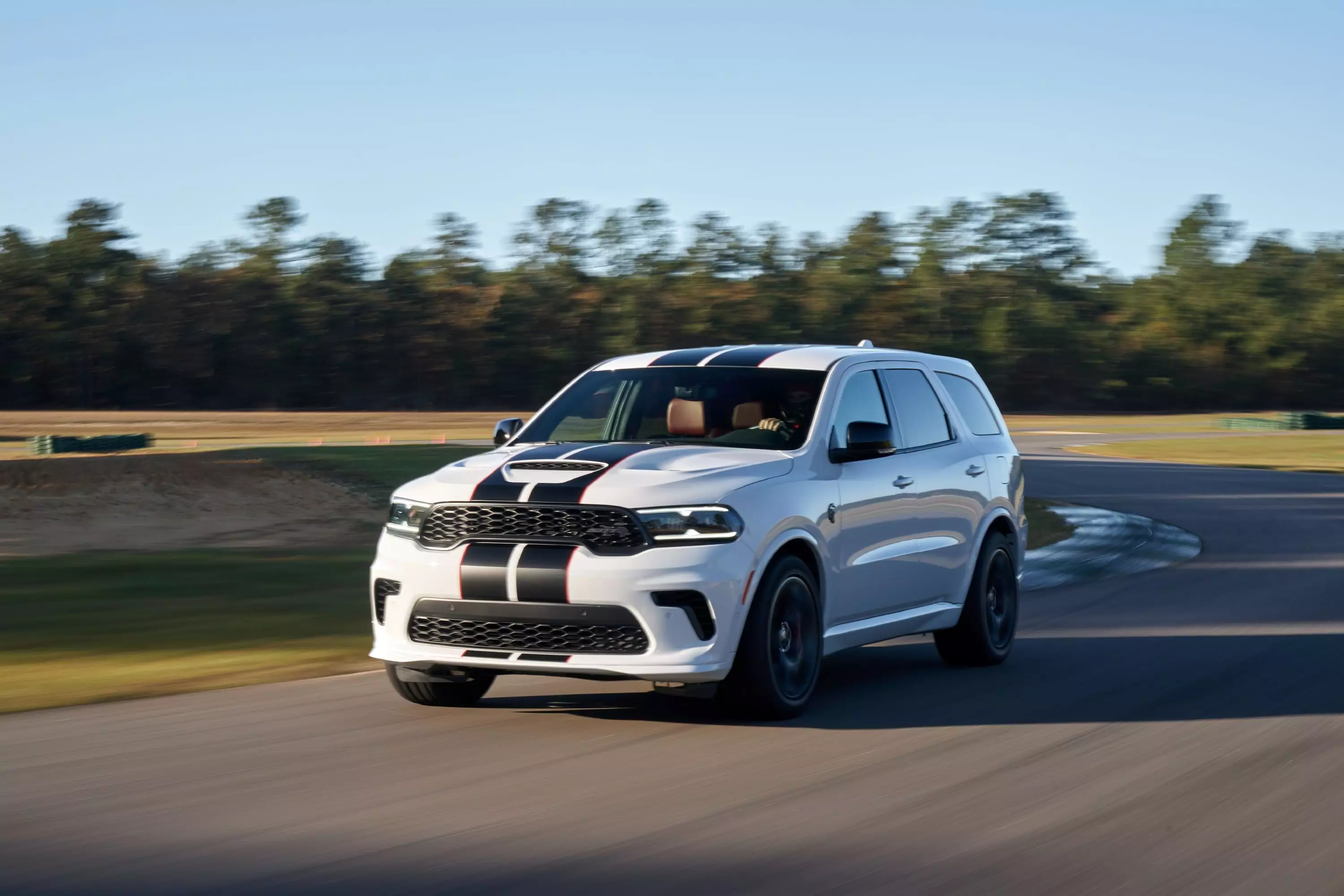 2021 Dodge Durango SRT Hellcat ја прави коњската сила семејна работа