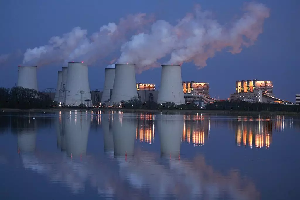 Planta de energía nuclear, Torre de enfriamiento, Atmósfera, Central eléctrica, Dispositivo electrónico, Industria, Contaminación, Reflexión, Tecnología, Humo,