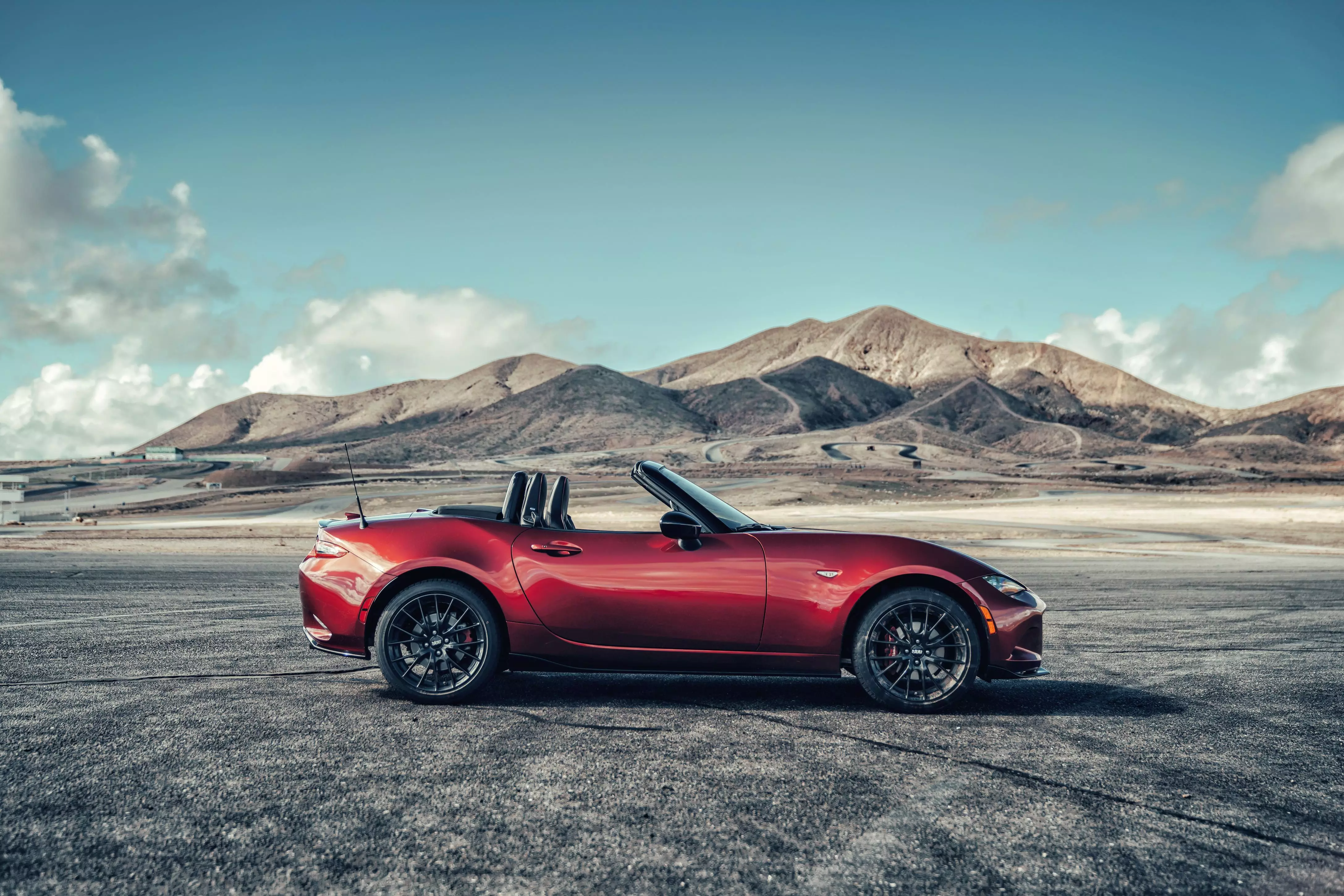 Landfordon, Fordon, Bil, Röd, Fordonsdesign, Cabriolet, Mazda mx-5, Sportbil, Personlig lyxbil, Sky,