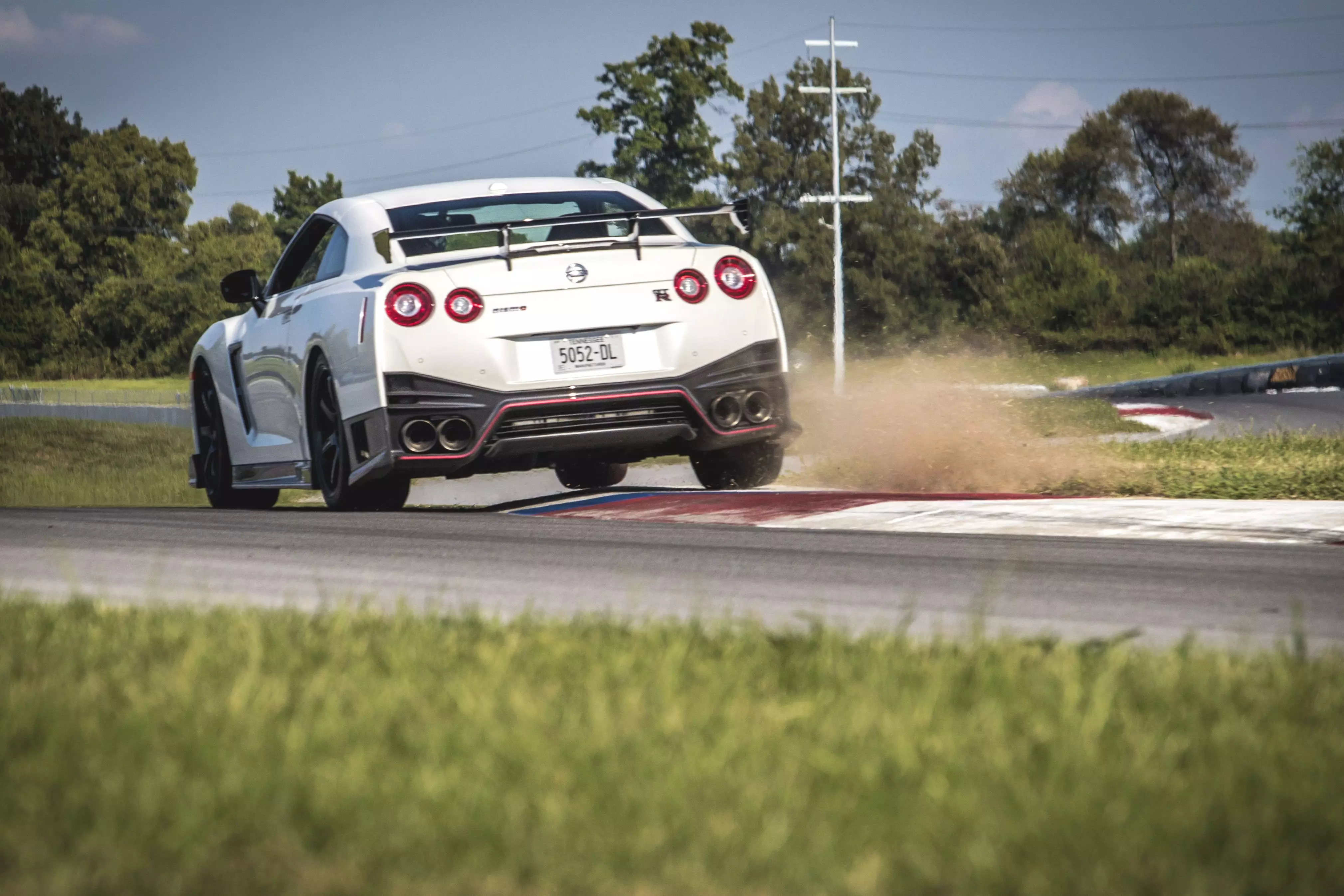 Is Carr Spóirt Analógach é Nissan GT-R Nismo 2017 go tobann