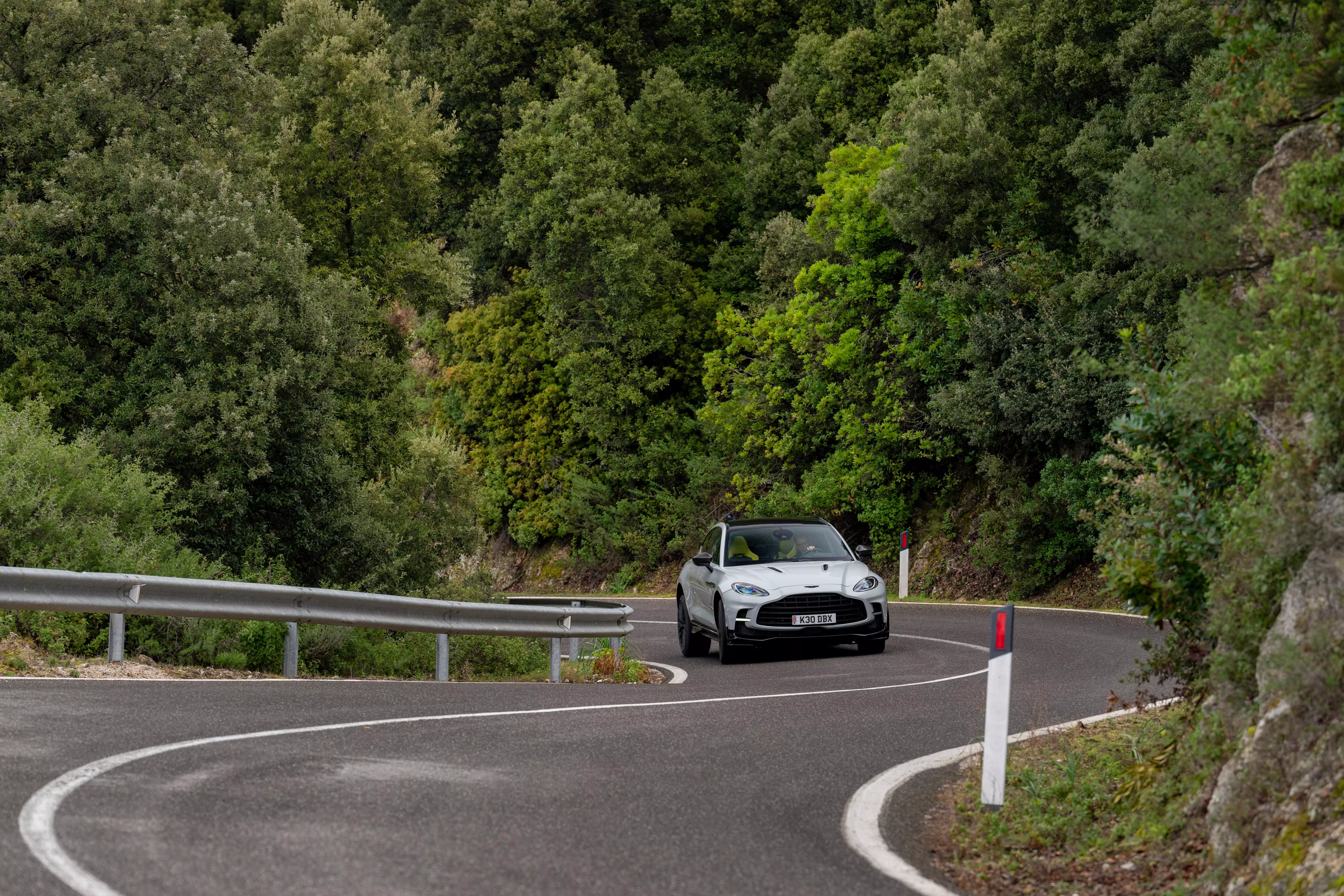 Aston Martin dbx707