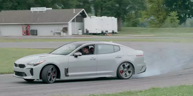 2018 Kia Stinger GT videoanmeldelse - Sports Sedan kjørt på bane