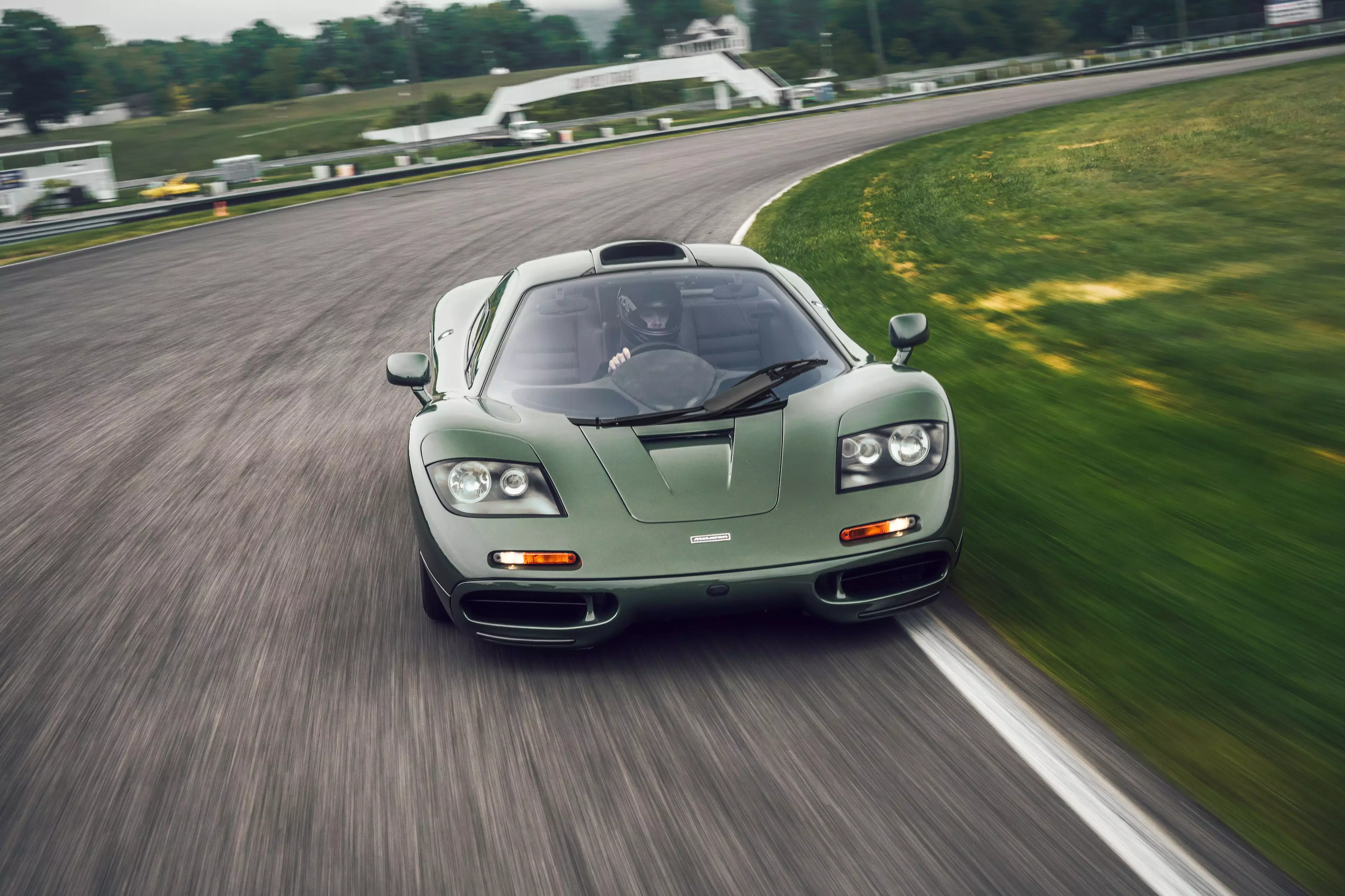 McLaren F1 Bado Ni Ufafanuzi wa Supercar Kamili