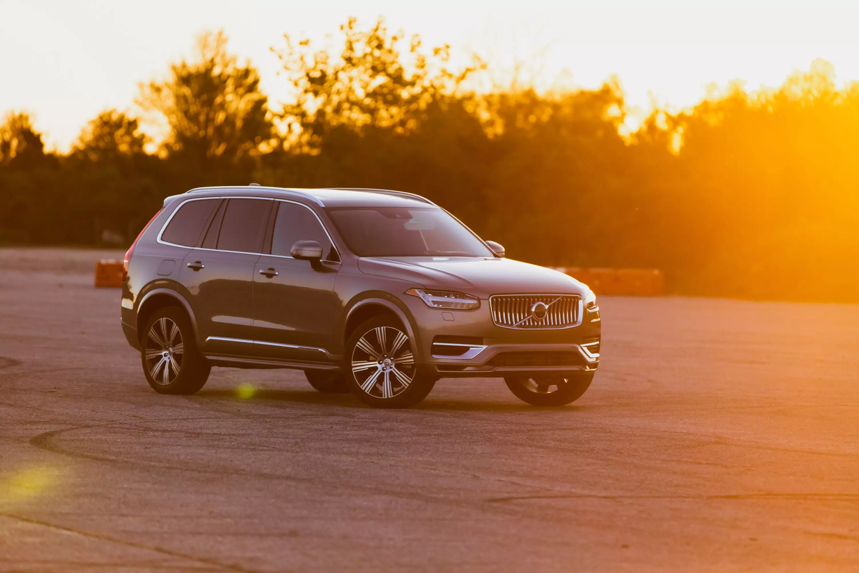 volvo xc90 t8 2020 года надпись