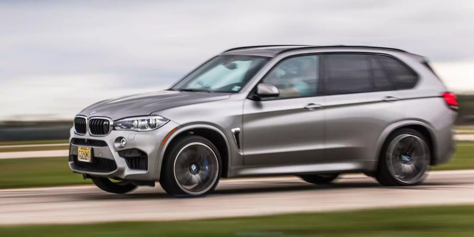 BMW X5M என்பது ஒரு ரோட்-கோர்ஸ் ஸ்லெட்ஜ்ஹாம்மர் ஆகும்