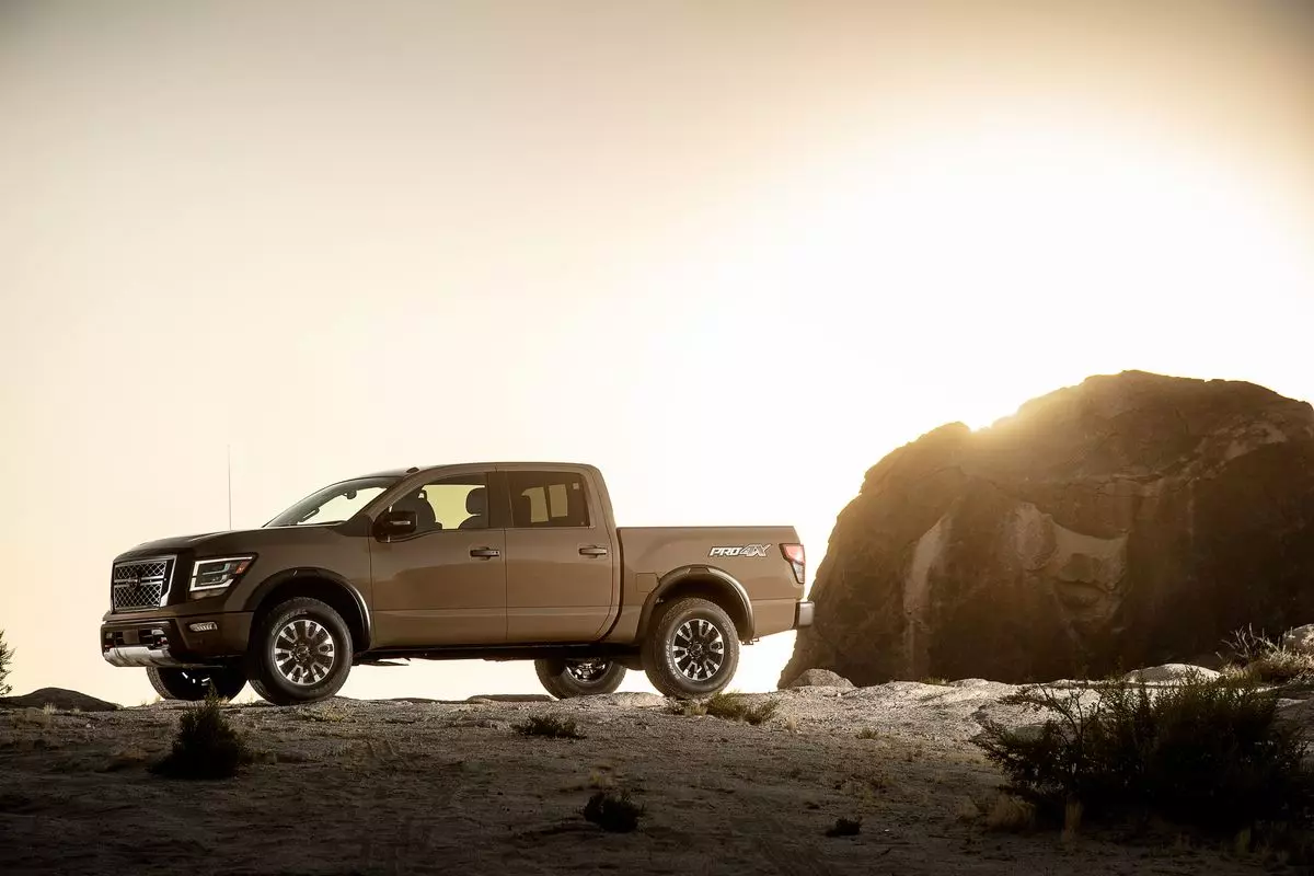 a pickup de tamaño completo nissan titan sofre un amplo redeseño para o ano modelo 2020 o novo titan presenta actualizacións substanciais do tren motriz e un estilo único para diferentes niveis de acabado. titan agora tamén ofrece o escudo de seguridade 360 estándar de Nissan en todos os niveis.