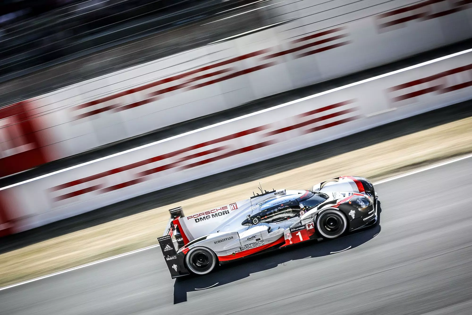 Tugann Porsche a Oidhreacht Bhuaiteach go dtí an Chéad Chraobh Eile de chuid Racing