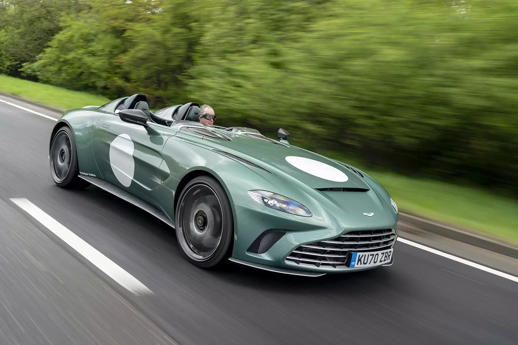 Is Ealaín Fheithiclí Pure é an Aston Martin V12 Speedster