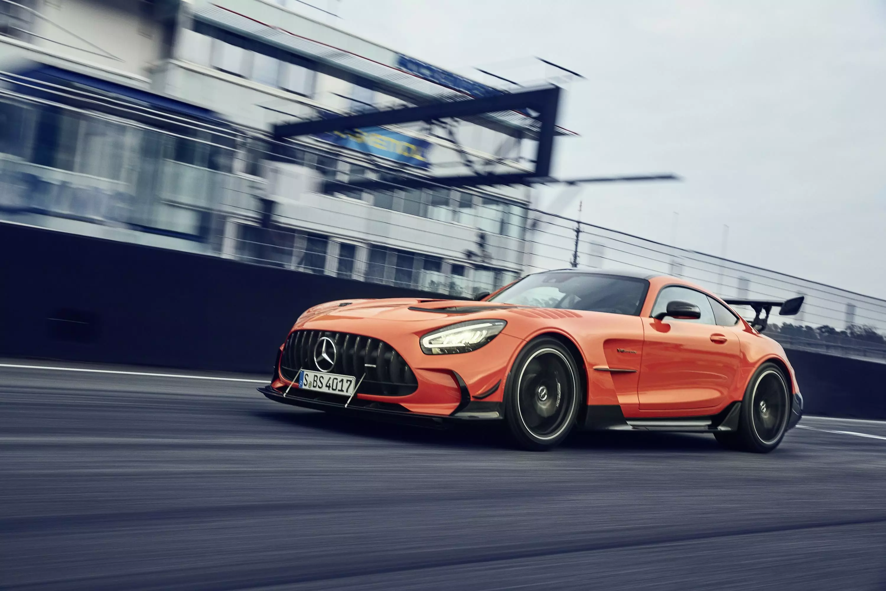 A 2021-es Mercedes-AMG GT fekete sorozat minden első motoros autóra érvényes