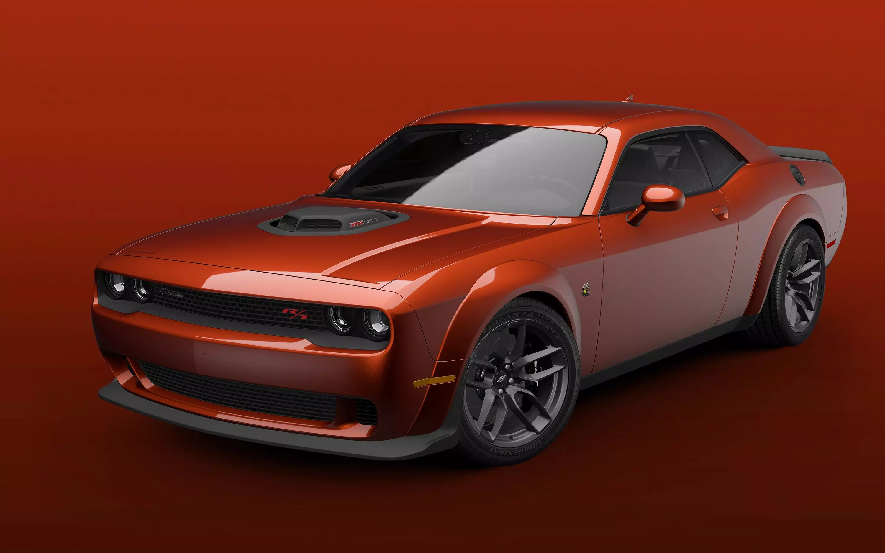 2021 dodge challenger rt scat pack shaker widebody inakuja na kitetemeshi cha kukamata hewa baridi cha hadithi, ambacho hutoka kwenye sehemu ya injini, kuelekeza hewa baridi zaidi kwenye injini ya 392 hemi v 8.