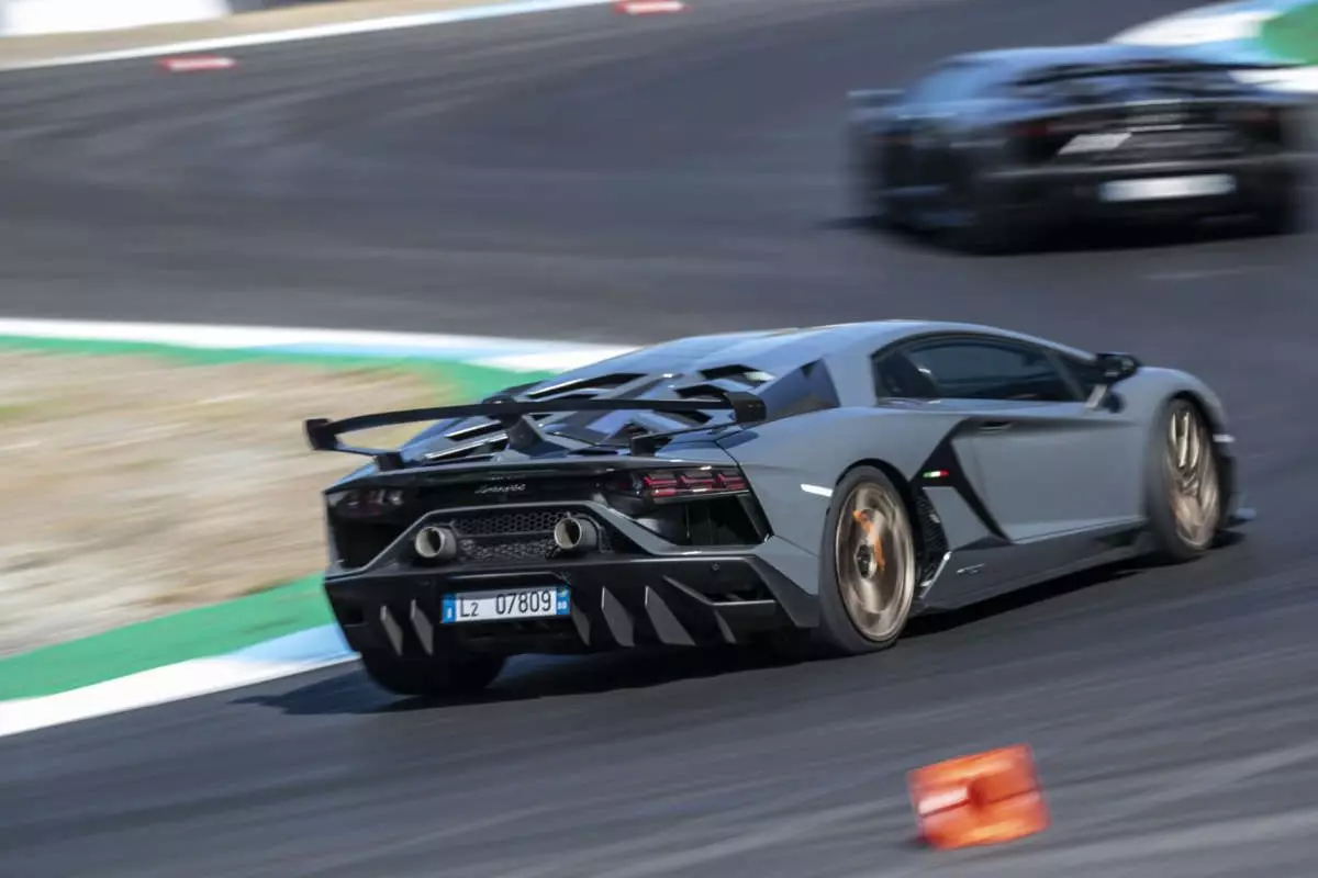 Lehorreko ibilgailua, Ibilgailua, Autoa, Supercar, Kirol autoa, Automobilaren diseinua, Lasterketa-pista, Lamborghini, Errendimenduko autoa, Lamborghini aventador,