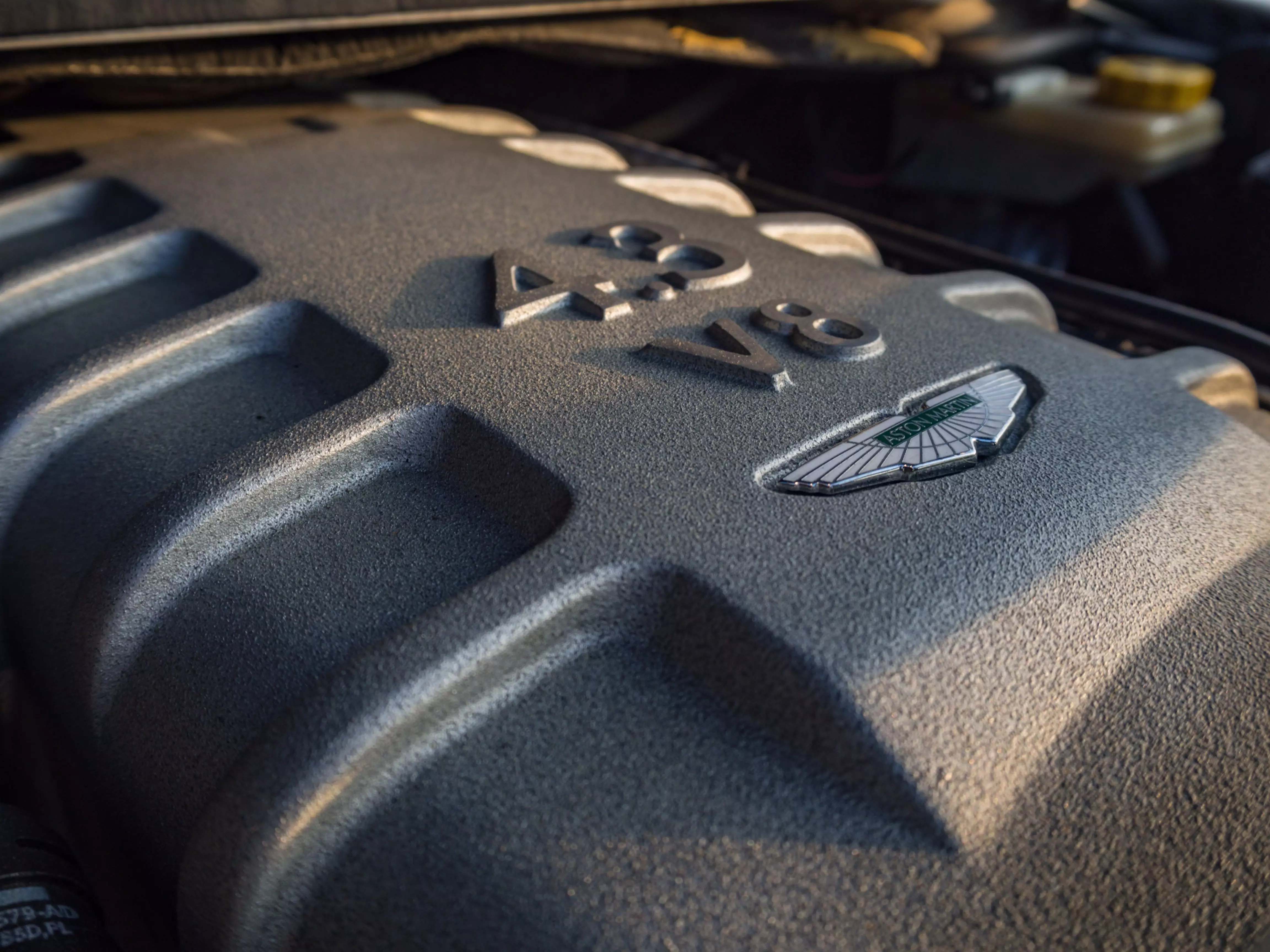 Aston Martin v8 Vantage мотору