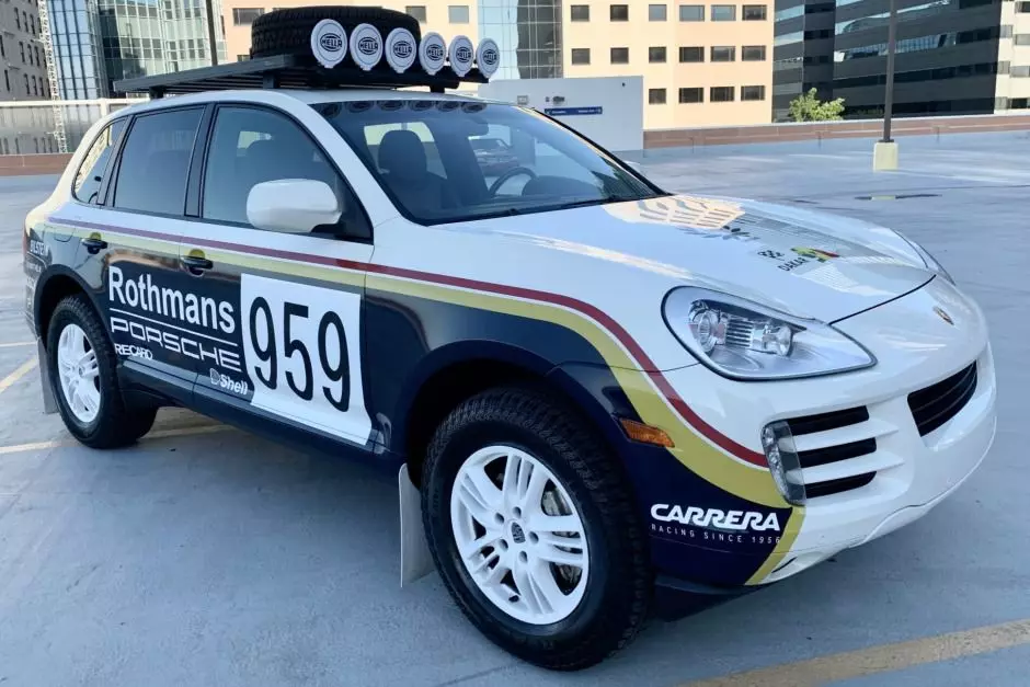 Porsche Cayenne izgleda veliko bolje v barvi Rothmans Paris-Dakar 2960_2