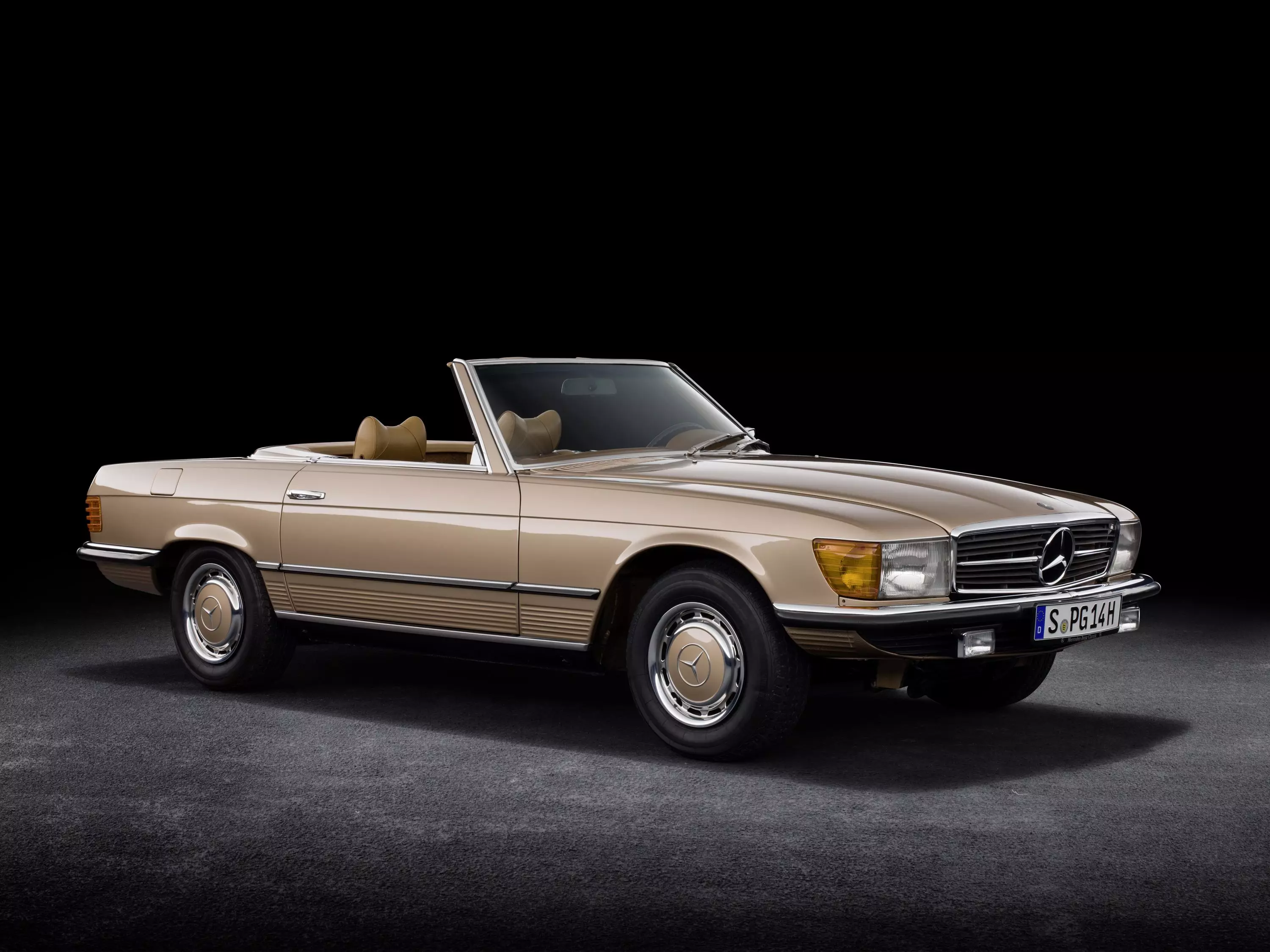 mercedes benz 350 sl r 107, produktionszeitraum 1971 bis 1989 der typ wird bis 1985 gebaut studiofoto von rechts vorn mercedes benz 350 sl r 107, ໄລຍະເວລາການຜະລິດ 1978 studio ຈົນເຖິງ 1979 ດ້ານຂວາ 19719 ຮູບແບບນີ້ຈົນເຖິງ 1979 ການກໍ່ສ້າງ