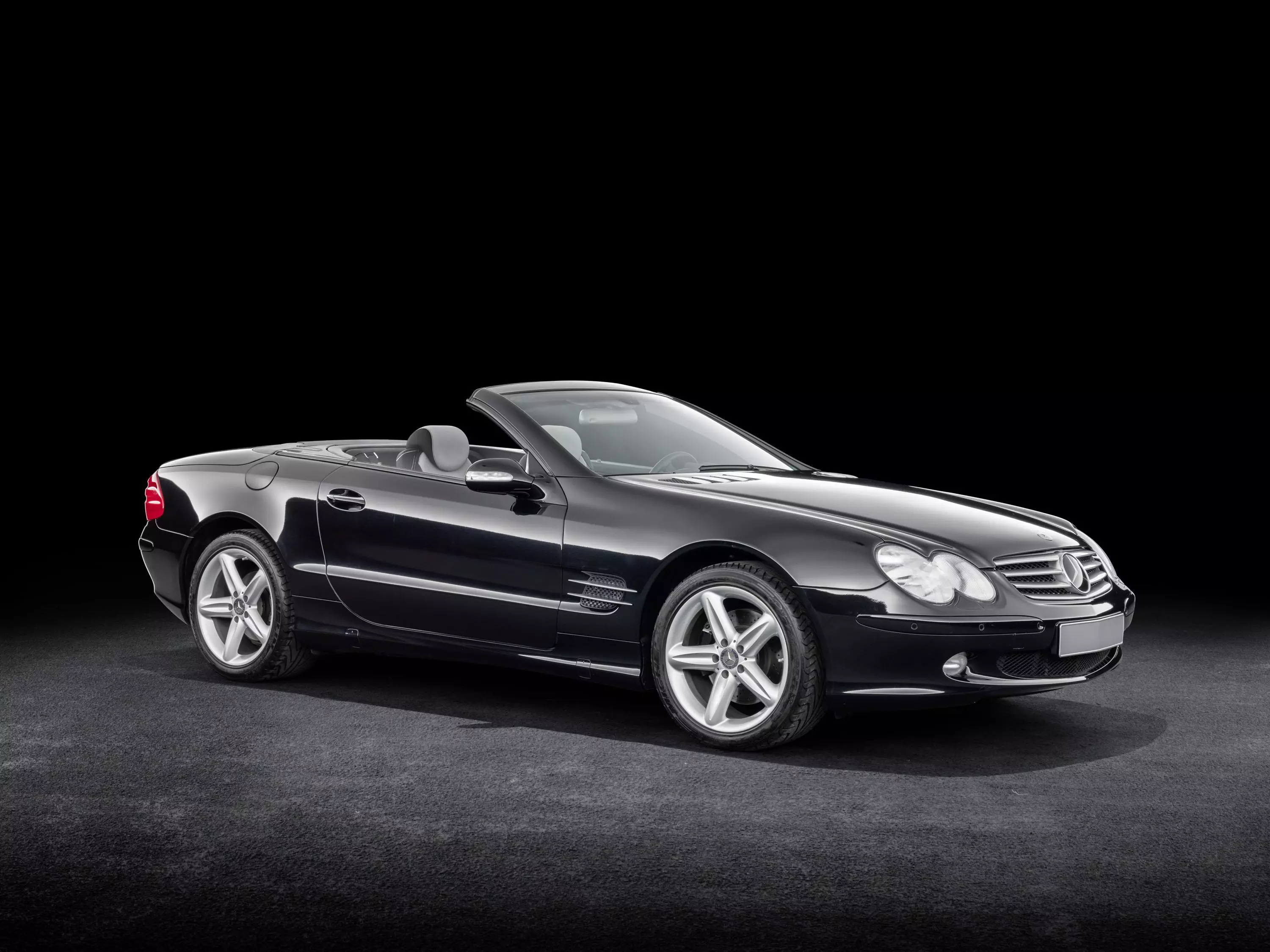 mercedes benz sl 500 r 230 sondermodell edition 50 fahrzeug aus dem jahr 2001 produktionszeitraum der baureihe 2001 bis 2012 studiofoto von slchts vorn fotosign der mercedes benzmer 2001 produktionszeitraum der baureihe 2001 bis 2012 studiofoto von slchts vorn fotosignatur der mercedes benzmer 10 archive classic 04 ស៊េរីគឺពីឆ្នាំ 2001 ដល់ឆ្នាំ 2012 រូបថតស្ទូឌីយោពីរូបថតខាងមុខខាងស្តាំហត្ថលេខានៅក្នុងប័ណ្ណសារ Mercedes benz classic d511048