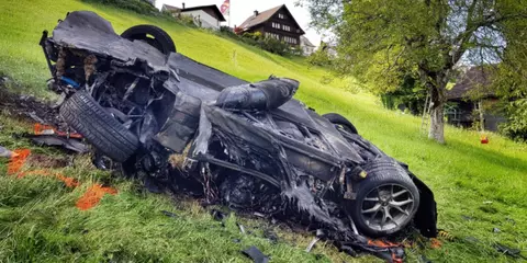 Моторно возило, Несреќа, Возило, Автомобилска гума, Транспорт, Гума, Автодел, Систем за автомобилски тркала, Трева, Дрво,