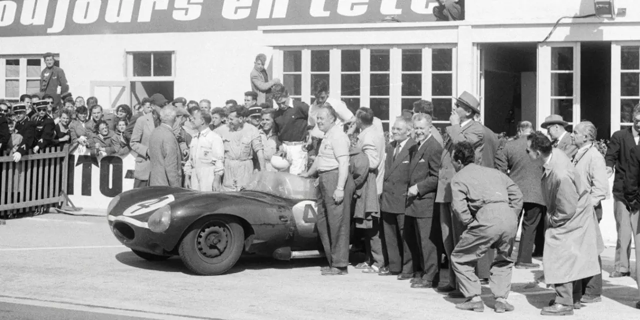 Ecurie Ecosse D-Type Le Mansin maali 1956