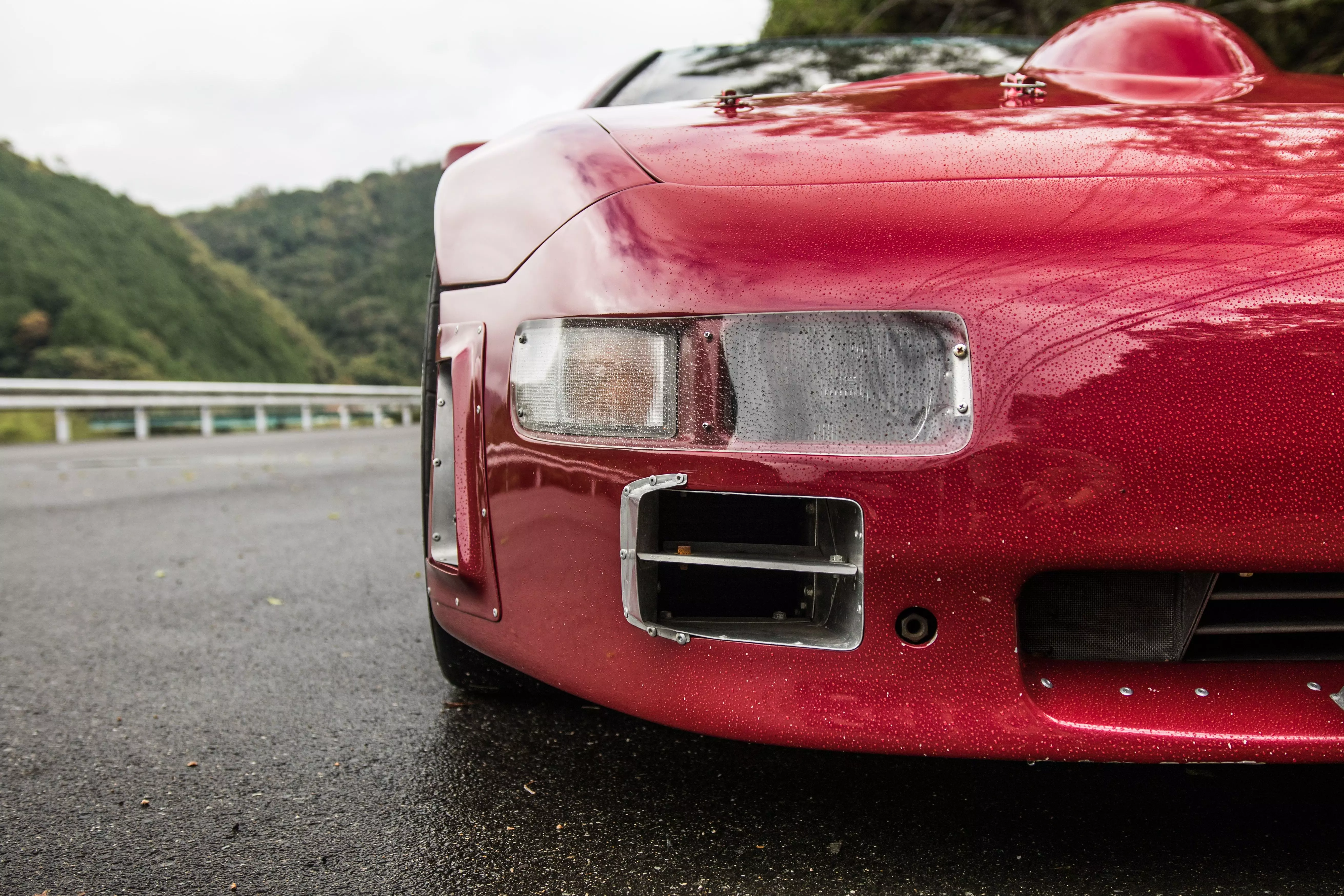 陸上車両、車両、車、自動車外装、赤、自動車デザイン、バンパー、ボンネット、スポーツカー、自動車部品、