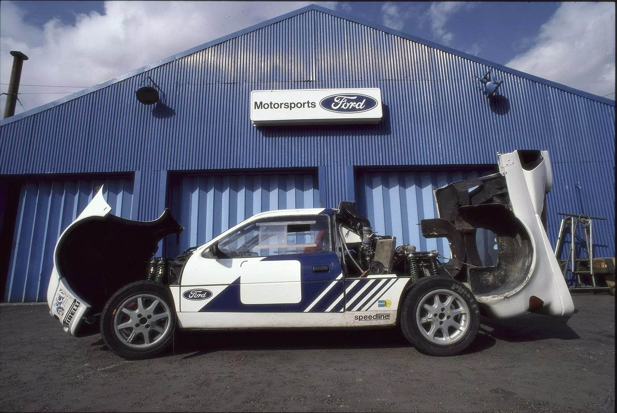 autotest rallye ford rs 200 mit aufgeklappter motorhaube 1985-يىلدىكى سۈرەت