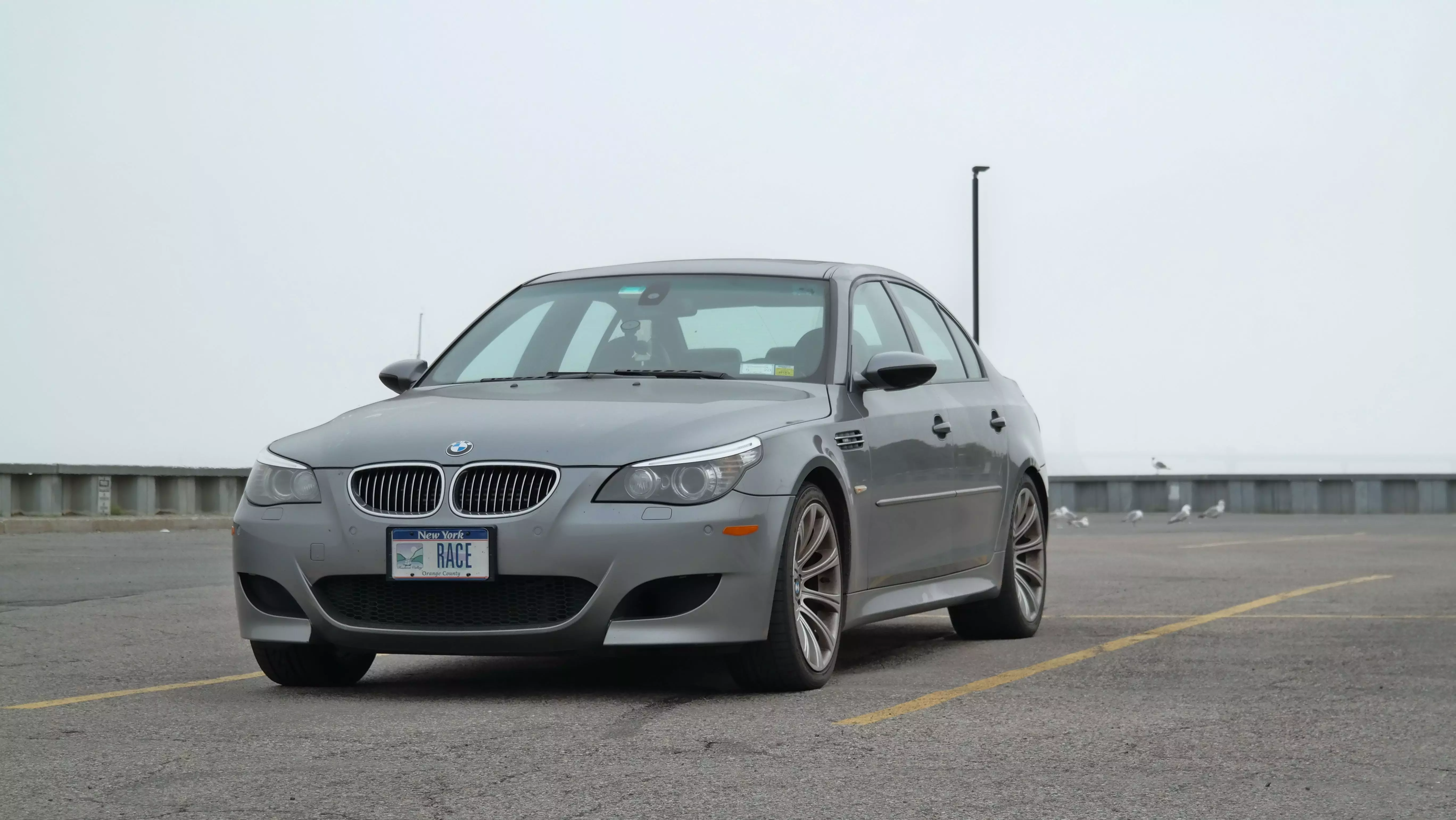 BMW E60 M5 د لوړ مایل مالک اعتبار تازه کول
