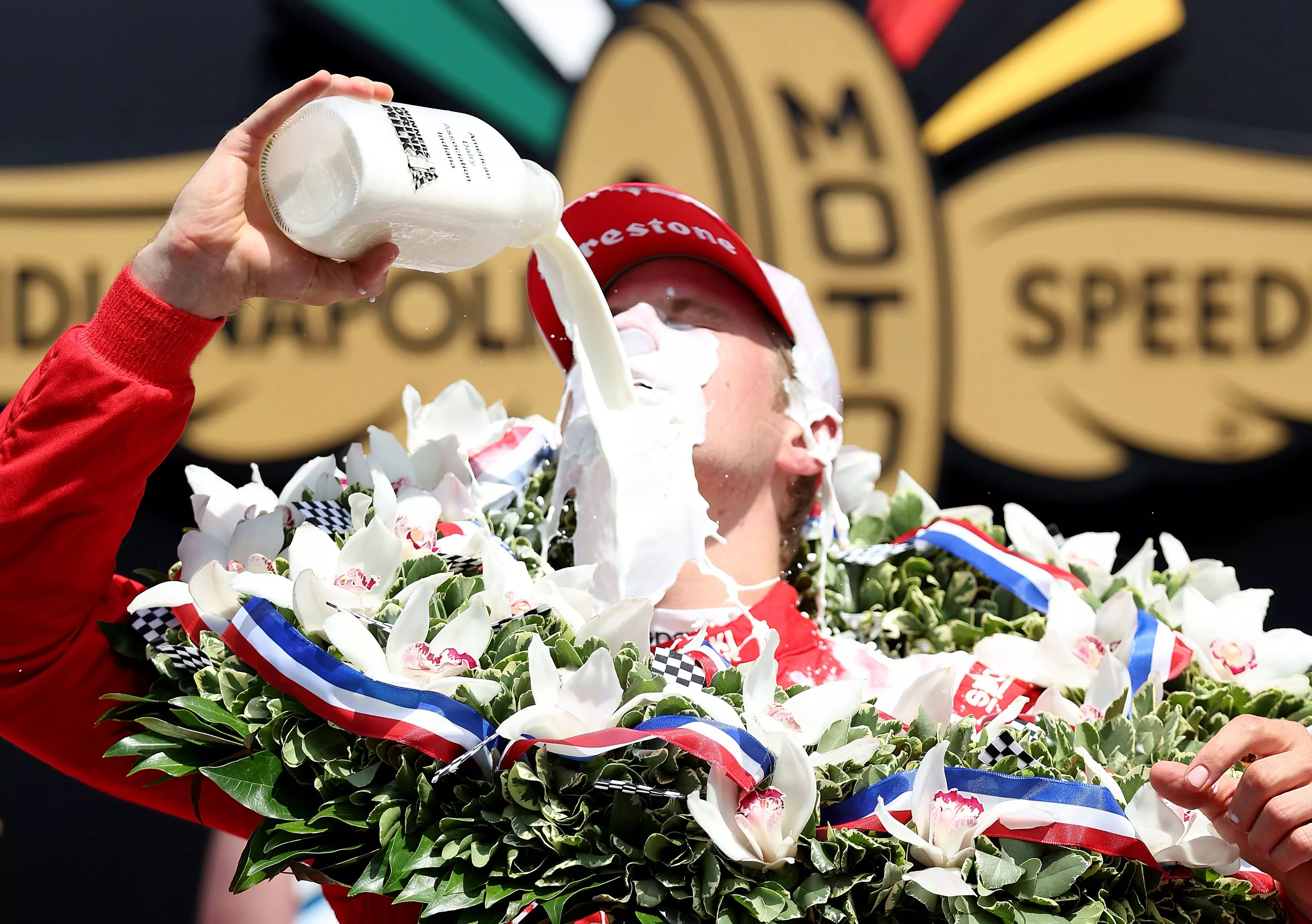 indianapolis, indiana maj 29 marcus ericsson fra sverige, kører af 5 chip ganassi racing honda, fejrer i sejrsbanen ved at hælde mælk på hovedet efter at have vundet den 106. løb af indianapolis 500 på indianapolis motor speedway den 29. maj indianapolis, 2022, indiana foto af jamie squiregetty billeder