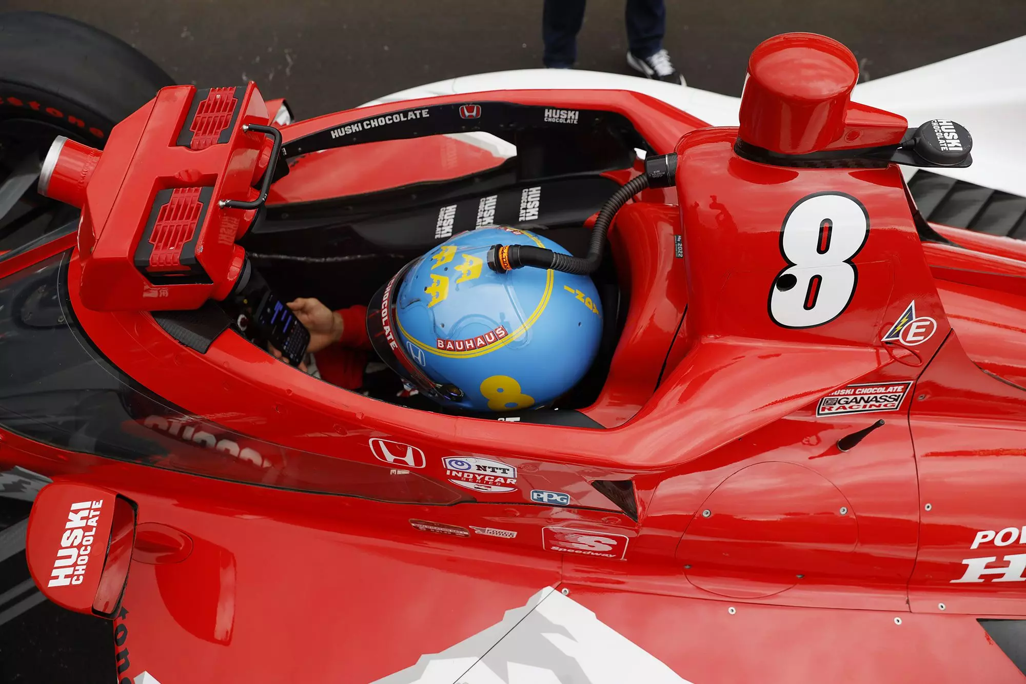 ddindianapolis, i maj 21 ntt indycar serie kører marcus ericsson 8 sidder i sin bil i kvalifikationslinjen den 21. maj 2022 under kvalifikationer til den 106. kørsel af indianapolis 500 på indianapolis motor speedway i indianapolis, indiana foto af brian sportswire via spurlockicon billeder