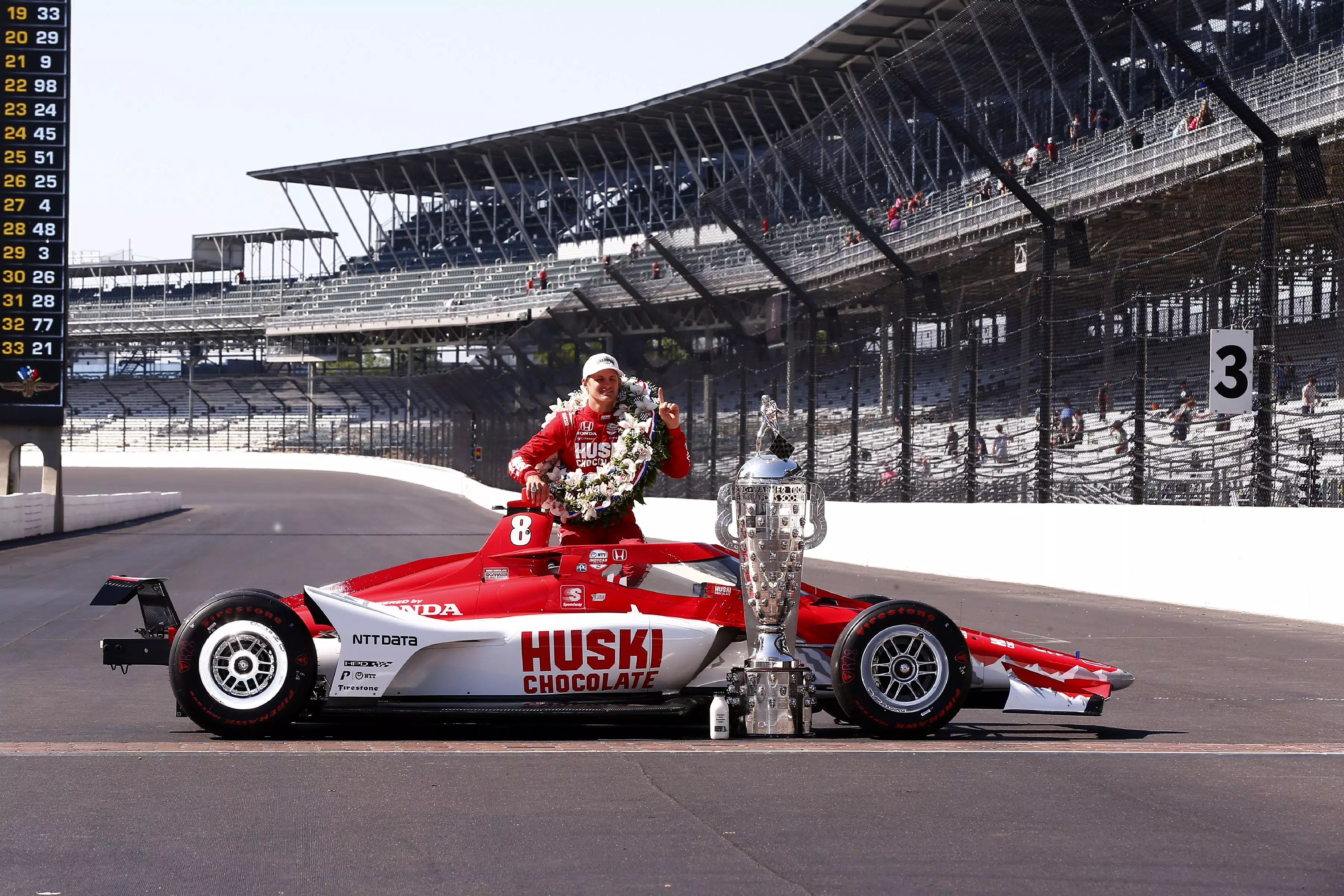 indianapolis, toukokuussa 30 marcus ericsson 8 siru ganassi racing honda poseeraa Borg Warner Trophyn ja maitopullon kanssa voittajakuvauksessa ntt indycar -sarjan indianapolis 500 sarjan 106. osakilpailussa 30. toukokuuta 2022 Indianapolisin moottoriradalla in indianapolis, indiana valokuva: jeffrey brownicon sportswire Getty Imagesin kautta