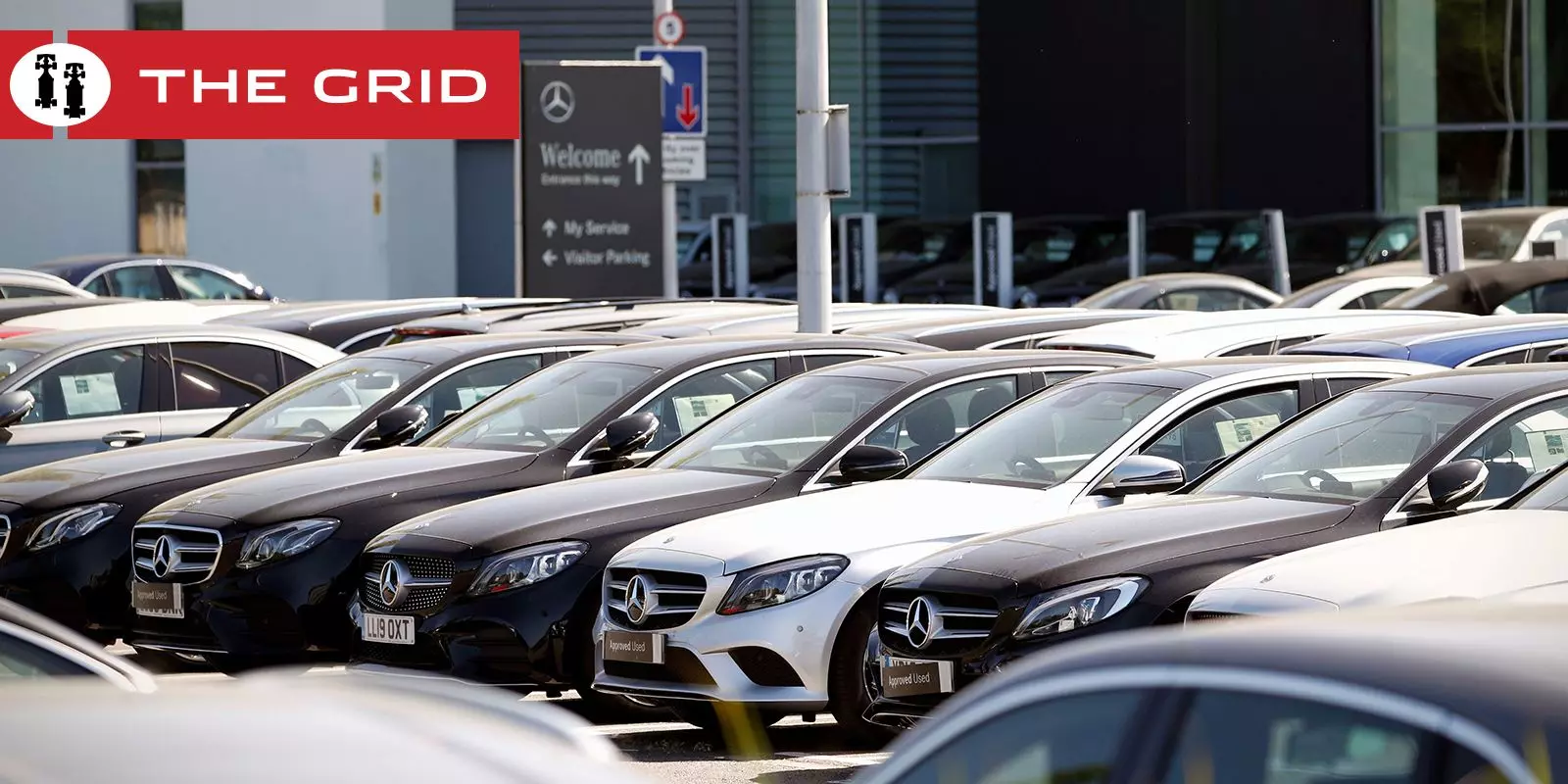 uudet ja käytetyt autot ovat esillä mercedes benz brooklandsissa ja mercedes benz world autoliikkeessä lähellä Wokkia, Lounais-Englannissa 29. toukokuuta 2020 autokauppa vaatii Yhdistynyttä kuningaskuntaa ottamaan käyttöön autojen romutusjärjestelmän, joka auttaa käynnistämään talouden ja korvaamaan vanhemmat, saastuttavat mallit valokuva: adrian dennis afp kuva adrian dennisafp Getty Imagesin kautta