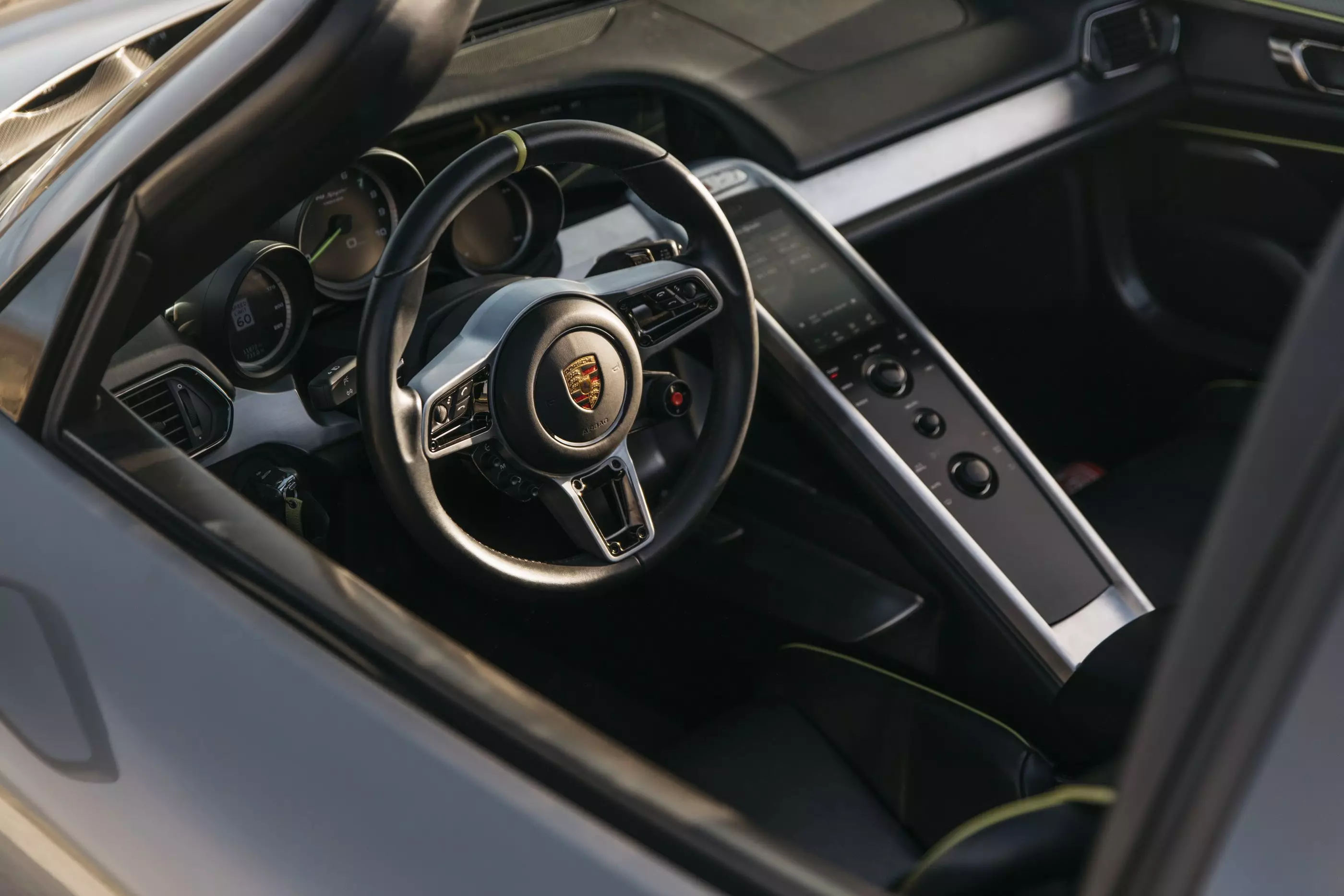 Mota yepanyika, Mota, Mota, Chidhiraivho, Chitubu, Wheel, Automotive design, Center console, Auto part, Porsche,